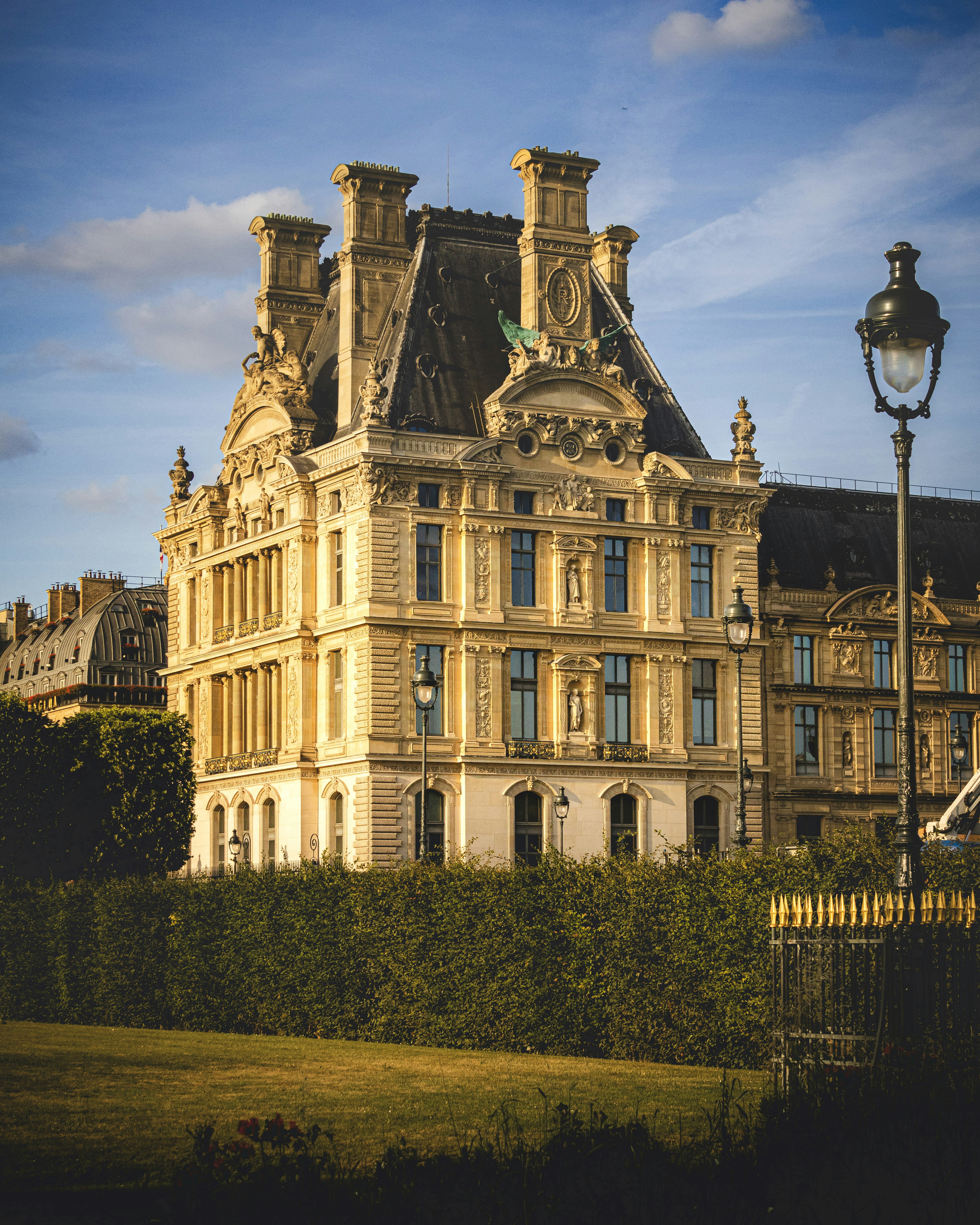 Musée du Louvre, vu depuis le Jardin des Tuileries, Paris.