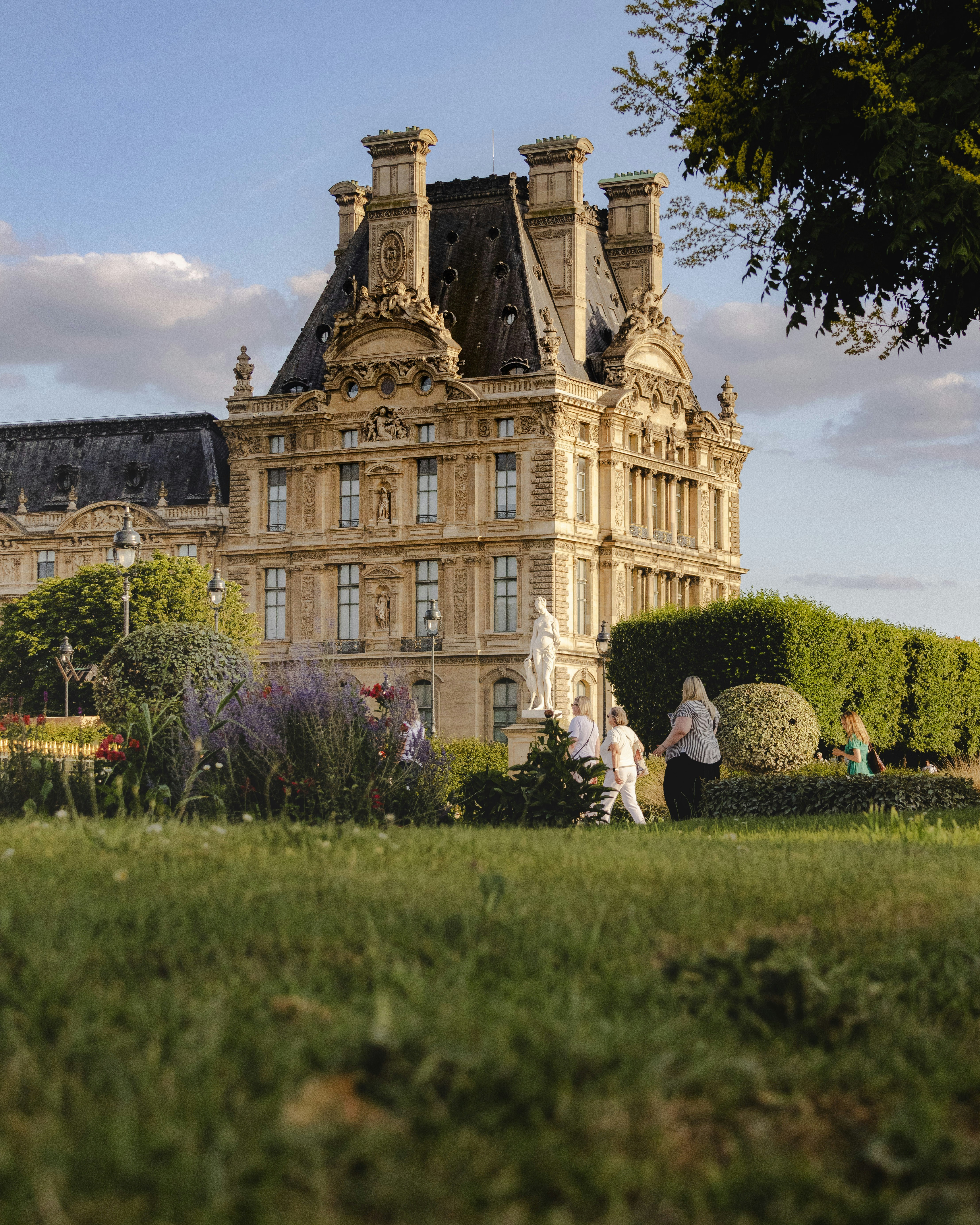 Musée du Louvre, vu depuis l'une des pelouses du Jardin des Tuileries, Paris