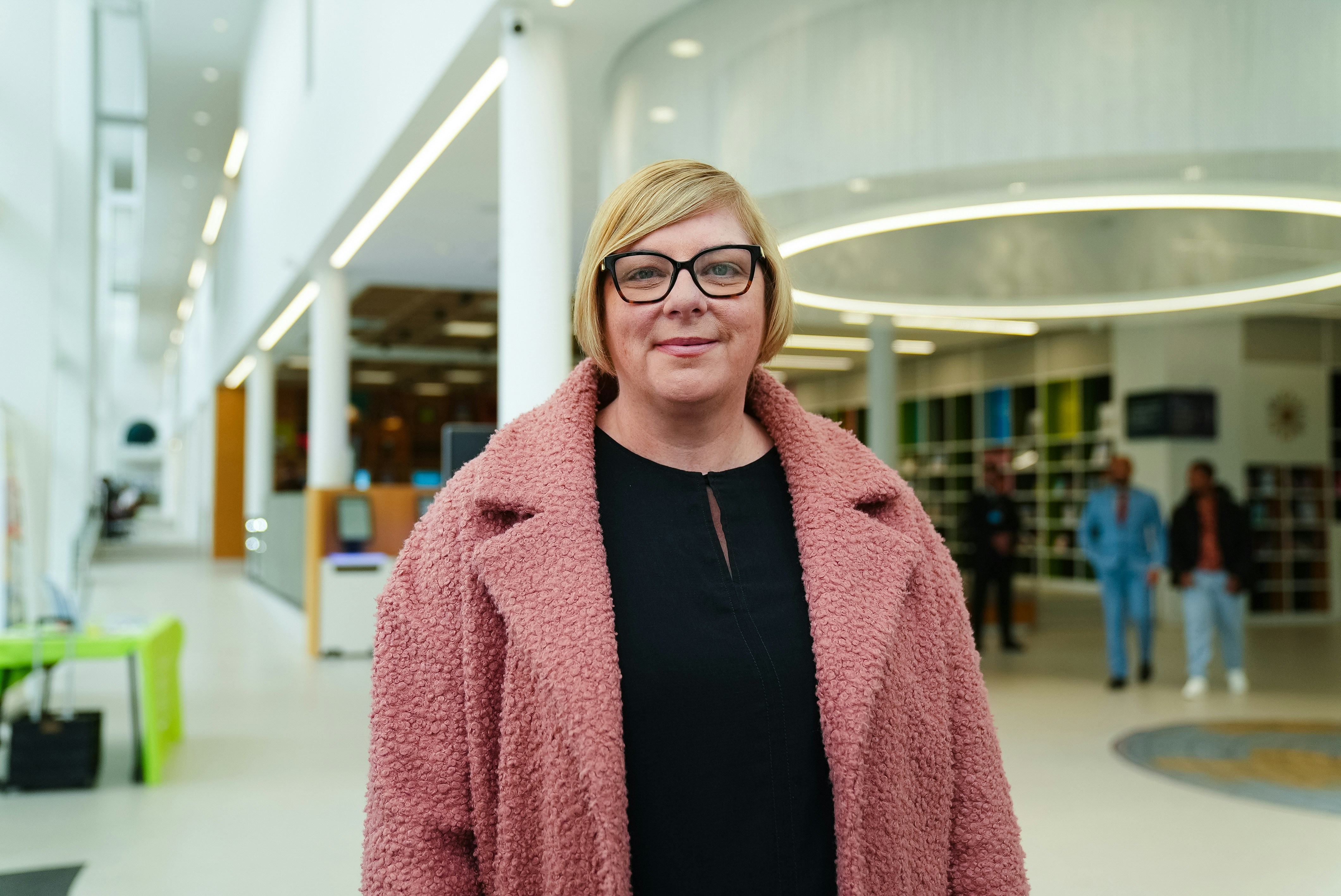 Soft-landing in the Atrium: A Confident Portrait in a Modern Space