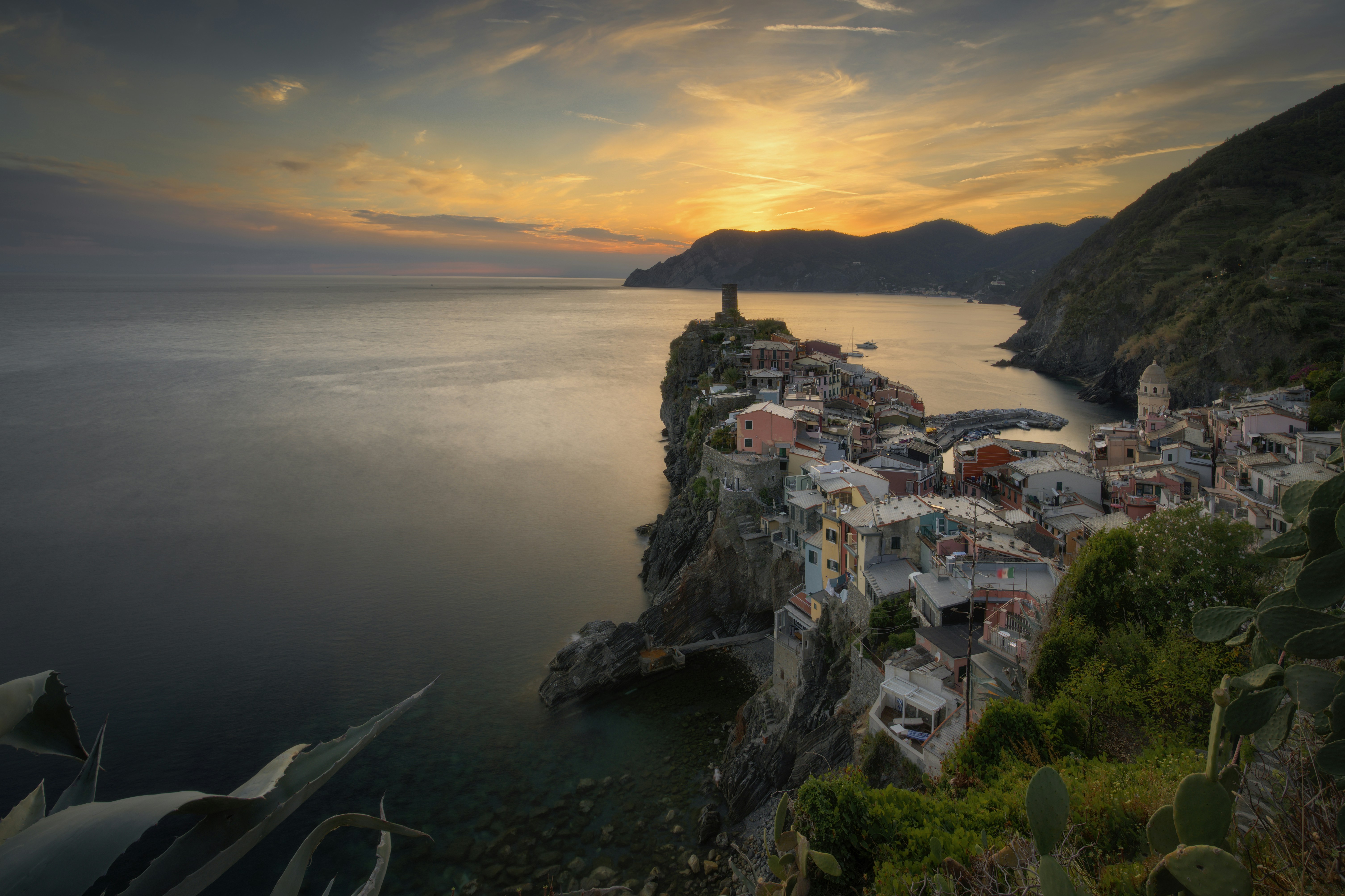 Coastal village on a cliff at sunset photo – Free Sea Image on Unsplash