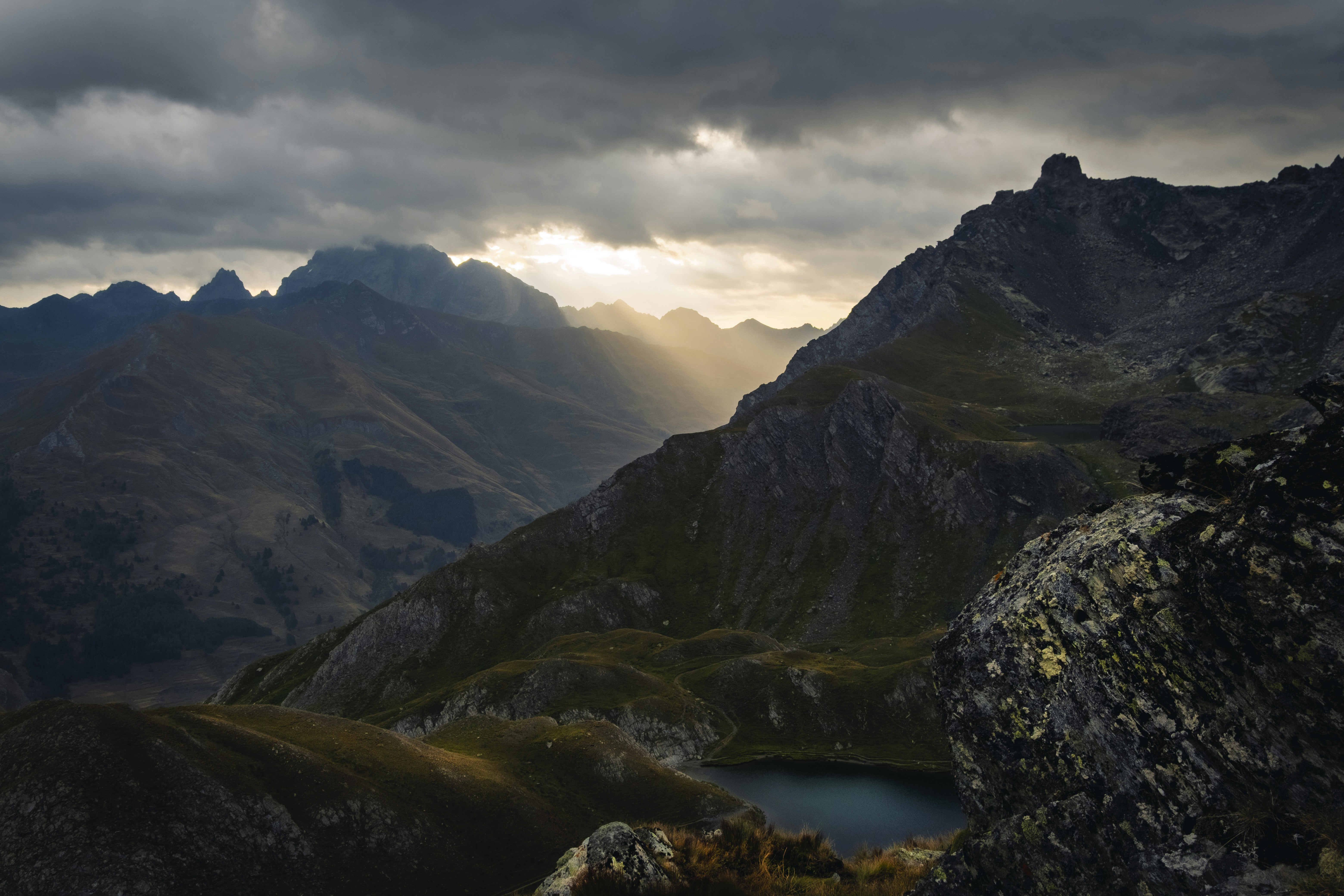 Rays Between Peaks: First Light on a Wind-Swept Ridge