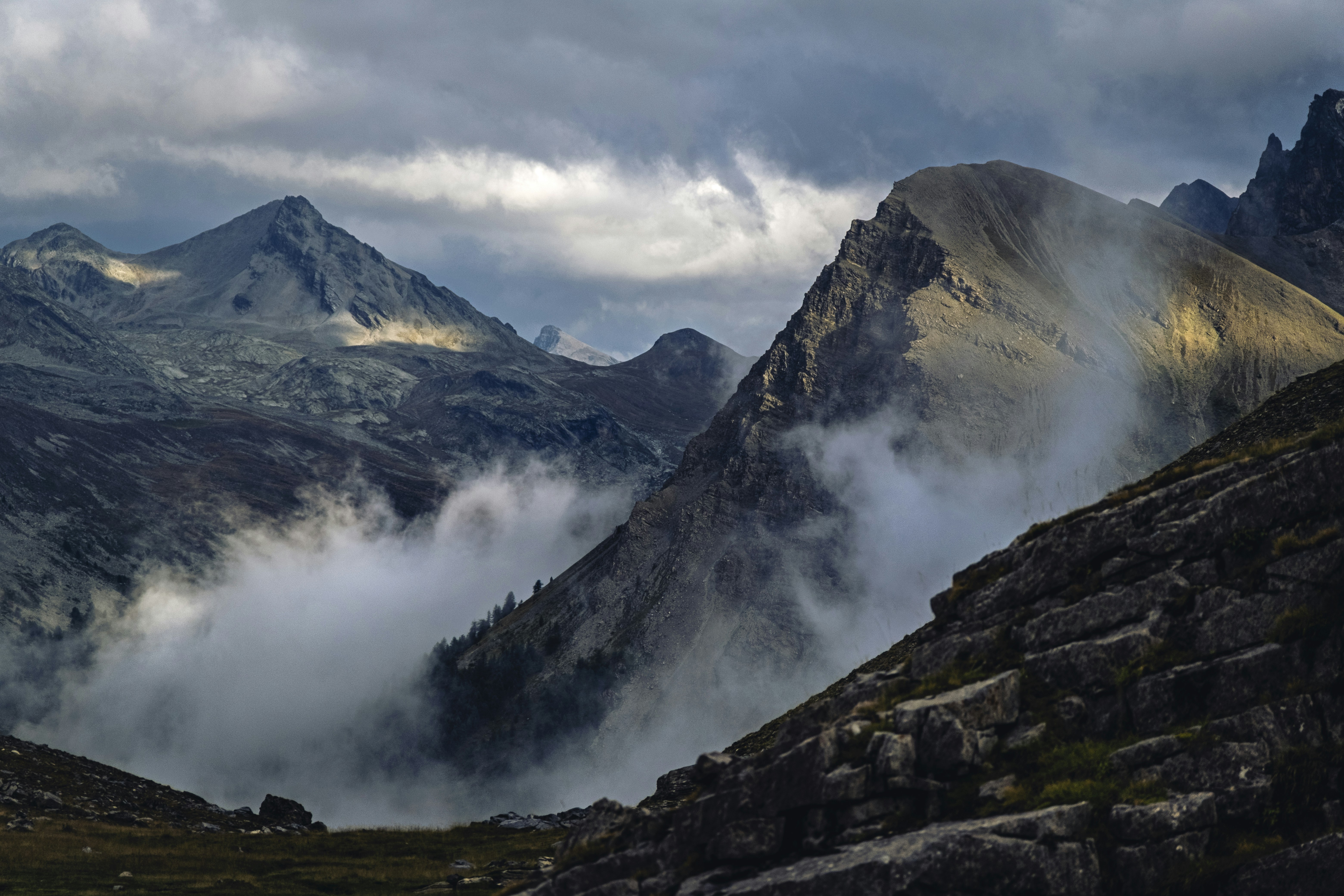 Le coucher de Soleil vient se poser entre les montagnes et les nuages au fond la vallée de l'Ubbaye