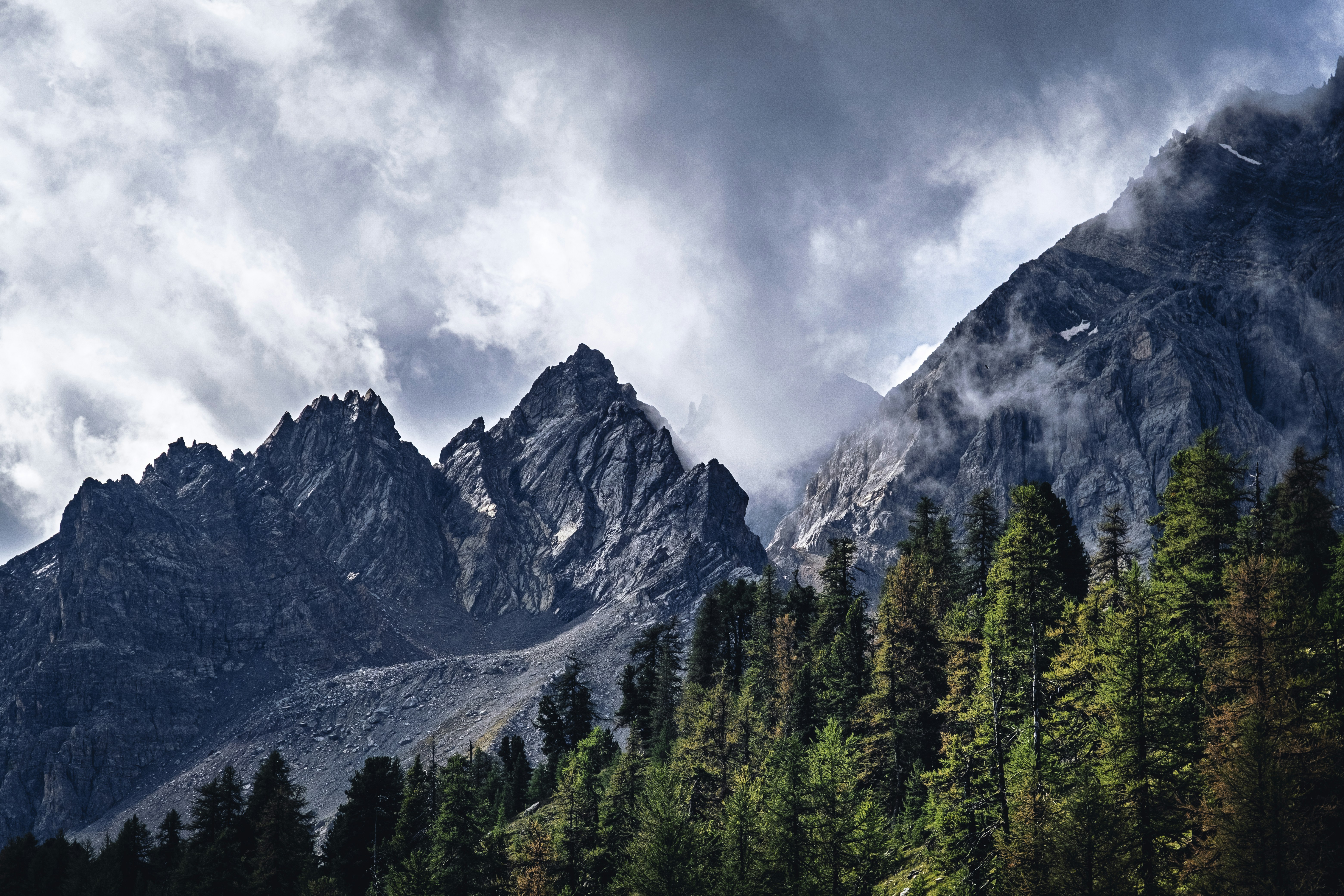 Les nuages se mêlent aux pics de la Fonte Sancte