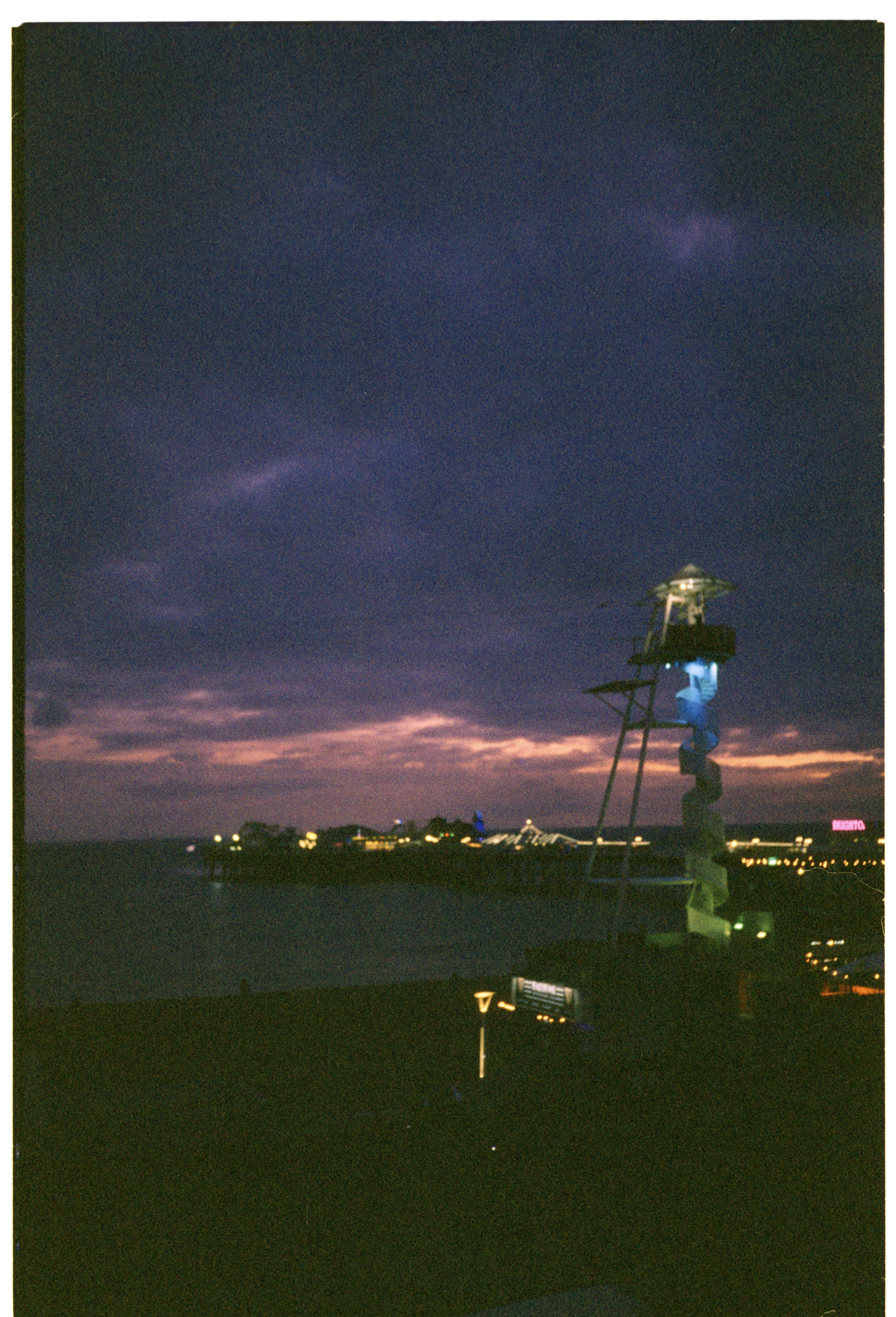 Faro y muelle iluminados al anochecer por el mar foto – Imagen de Mar ...
