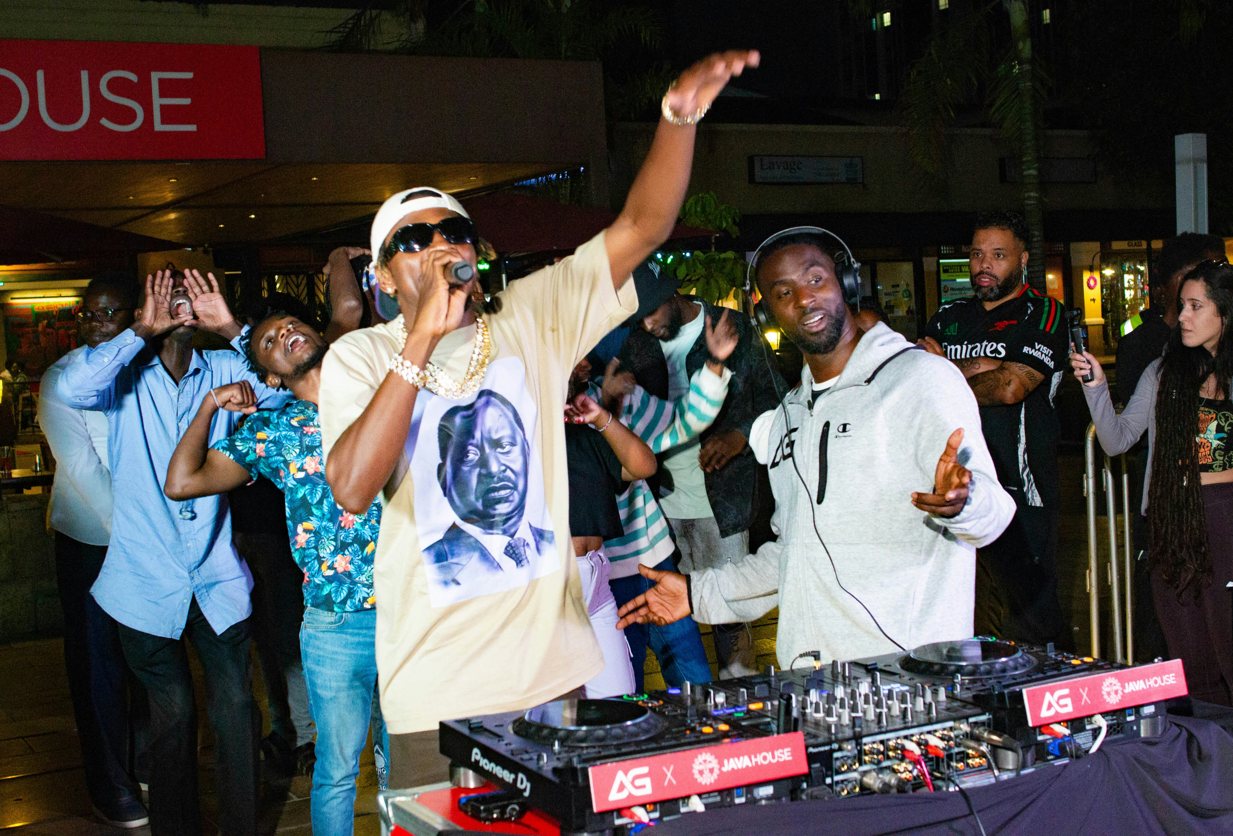 Crowd-PueDance: DJ in the Spotlight at Night Market