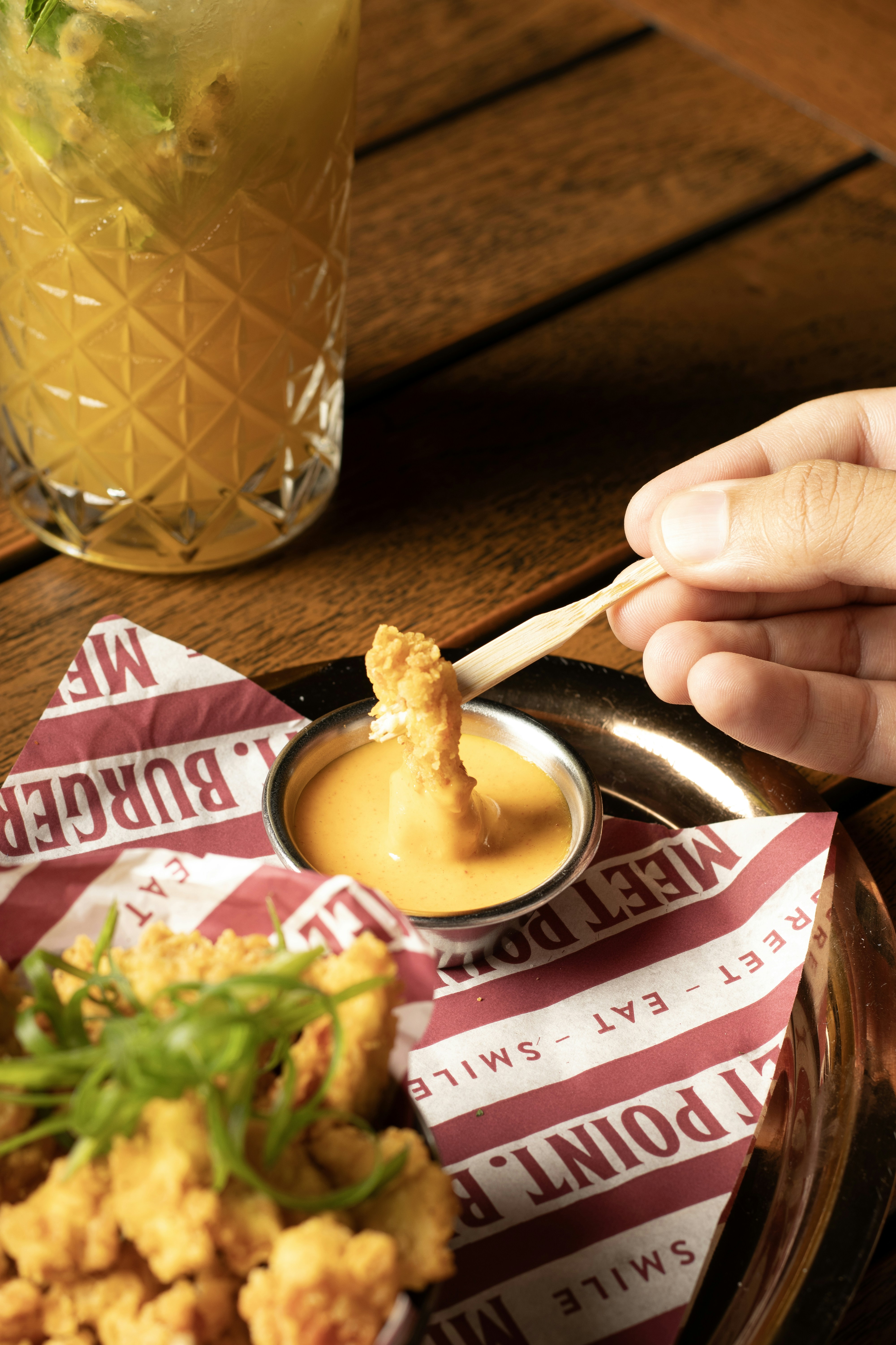 من اجمل المطاعم المتخصصه في البرجر في جده ( Meet Point. Burger )