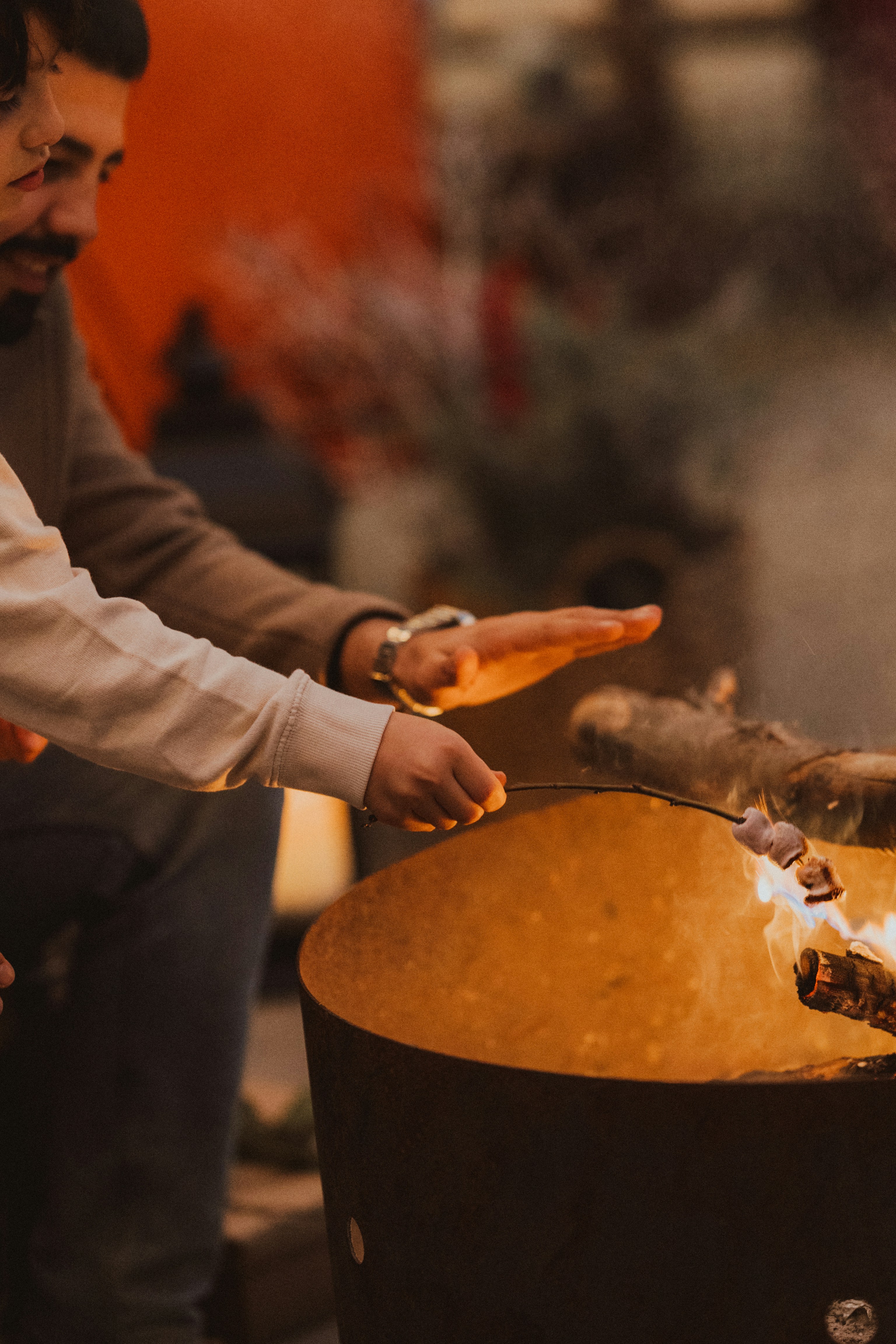 Hands over fire: a warm moment by the roasting drum