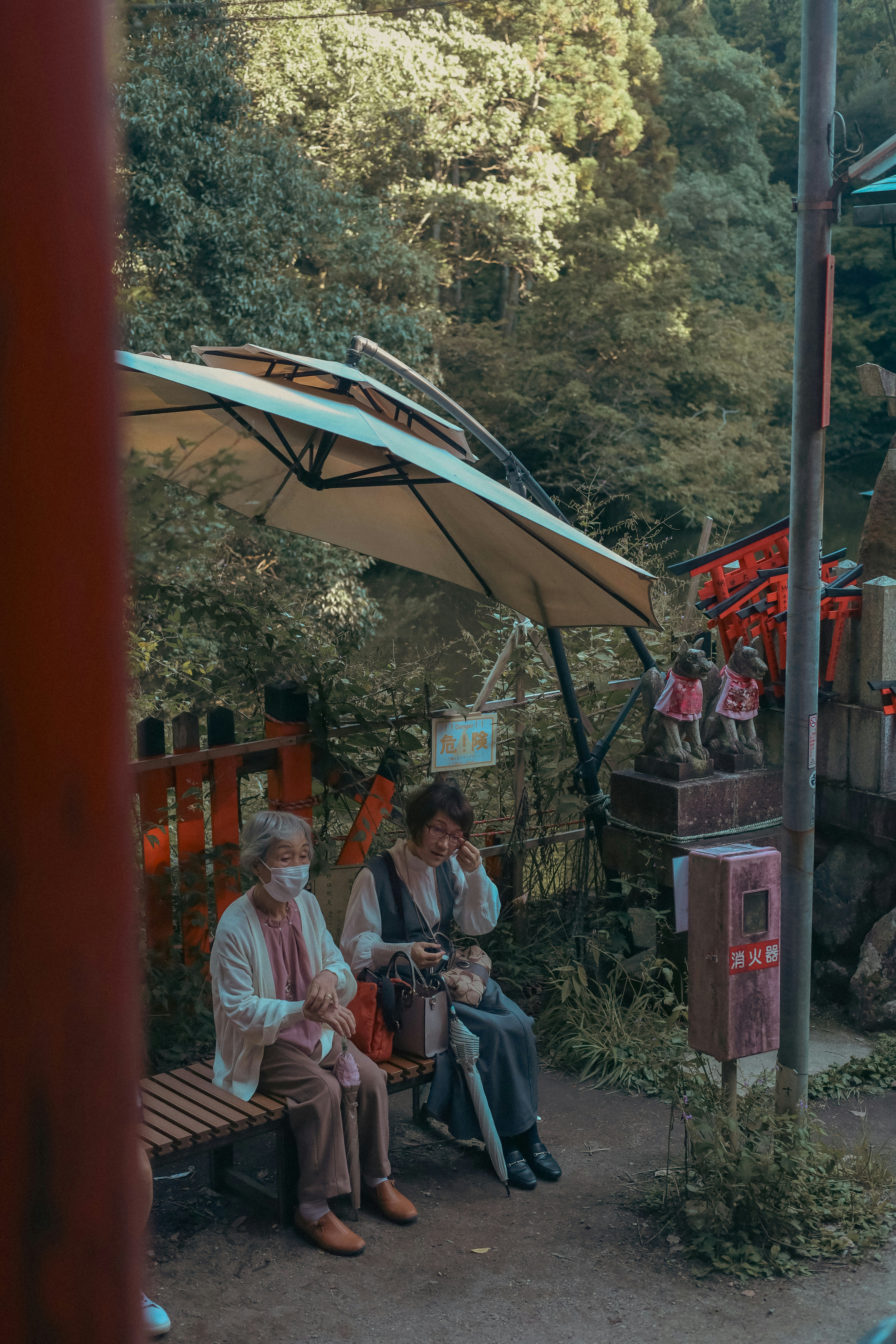 Unas damas en un descanso en la caminata de santuario Fushimi Inari