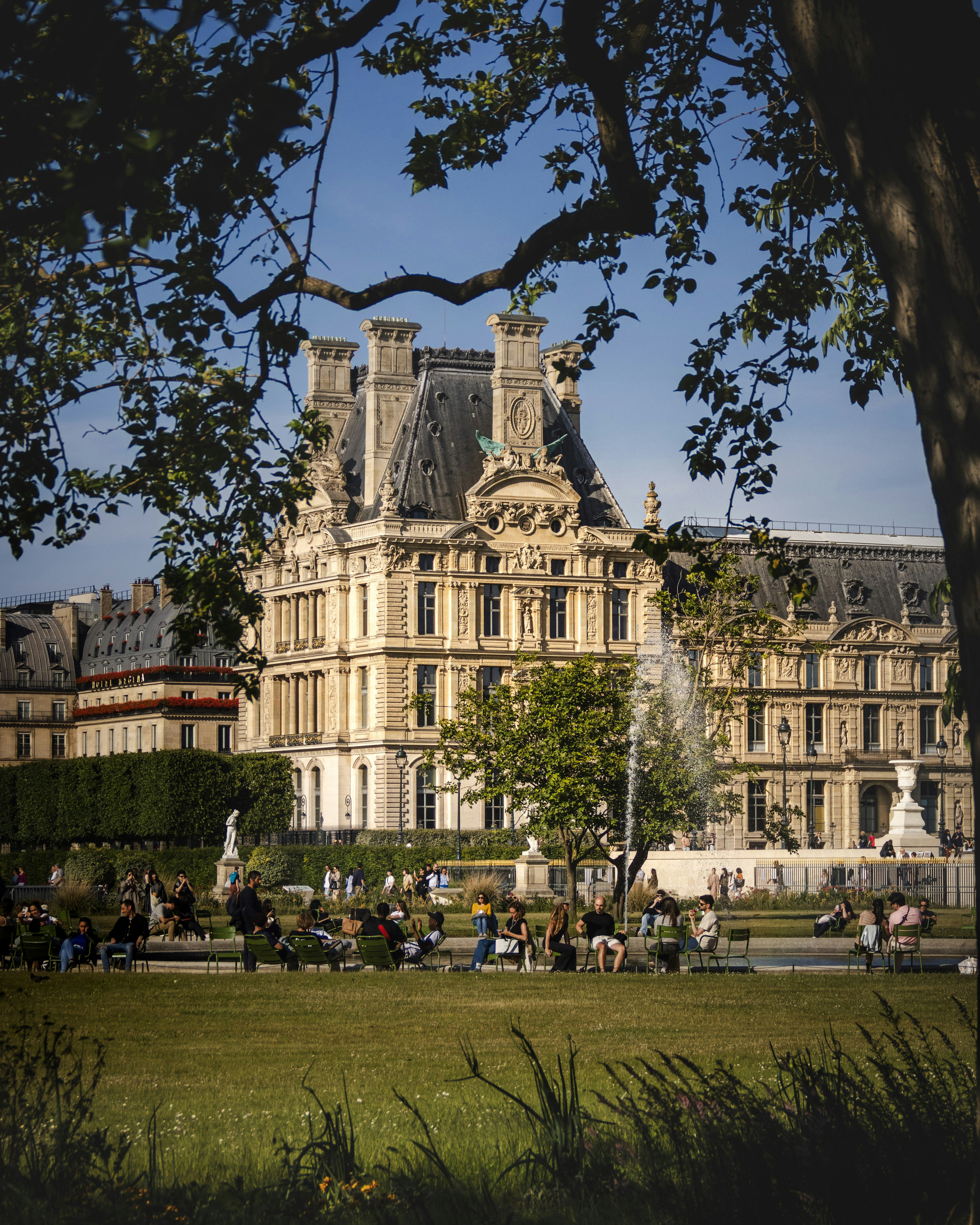 Vue du Musée du Louvre depuis le Jardin des Tuileries, Paris.