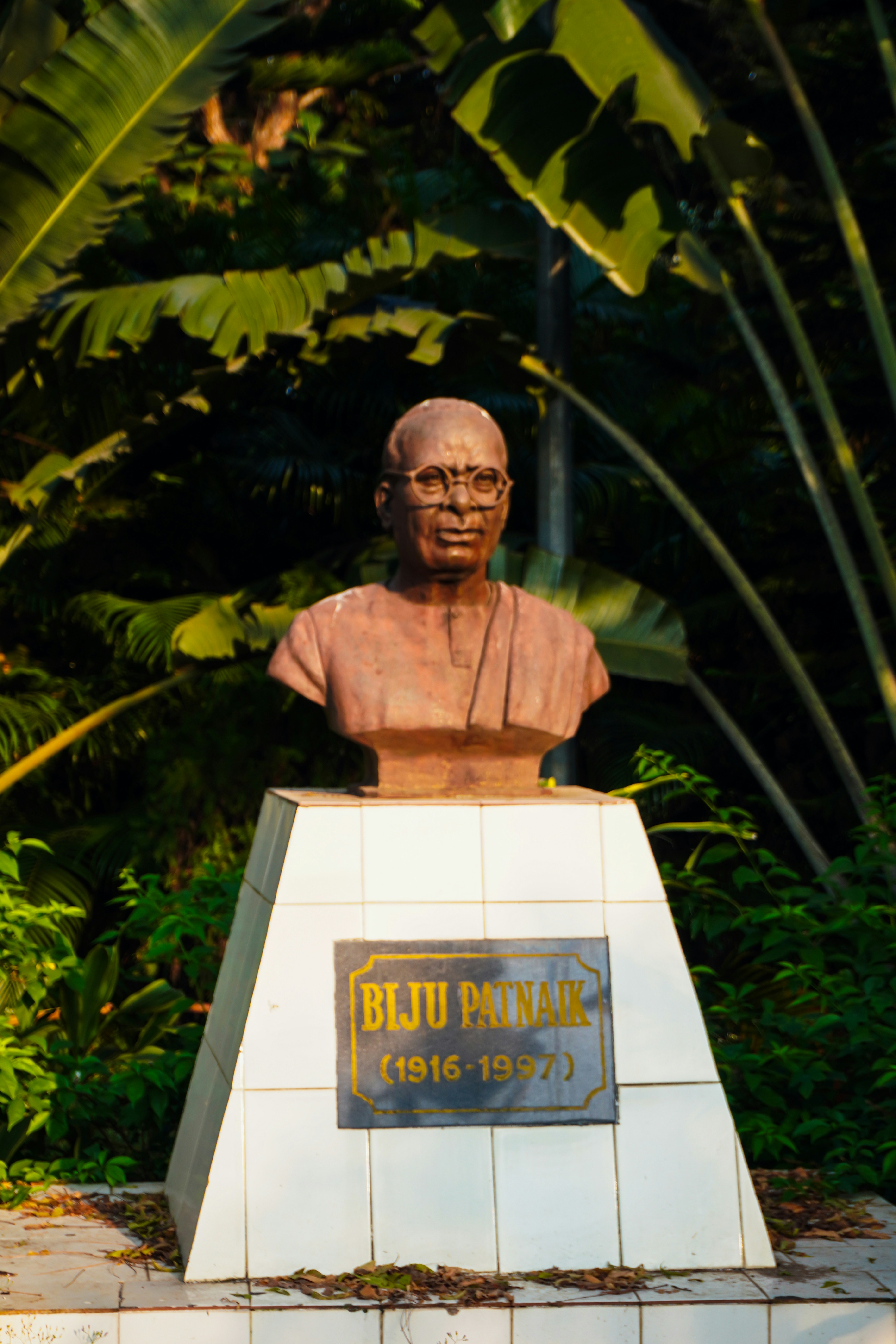 Bust of biju patnaik with dates on pedestal photo – Free History Image ...