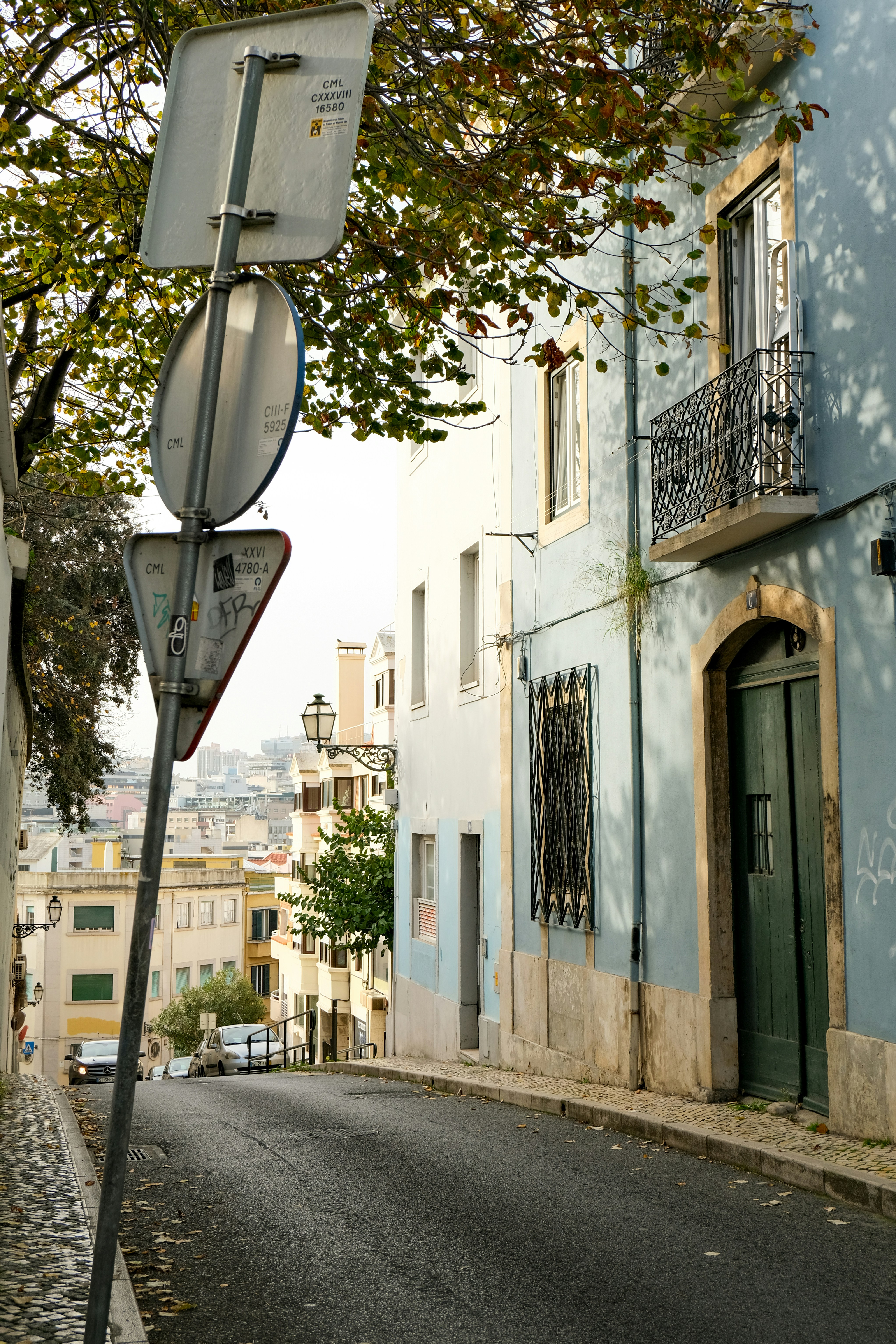 Sunlit Calle Visible: A Quiet Uphill Street in Cascais