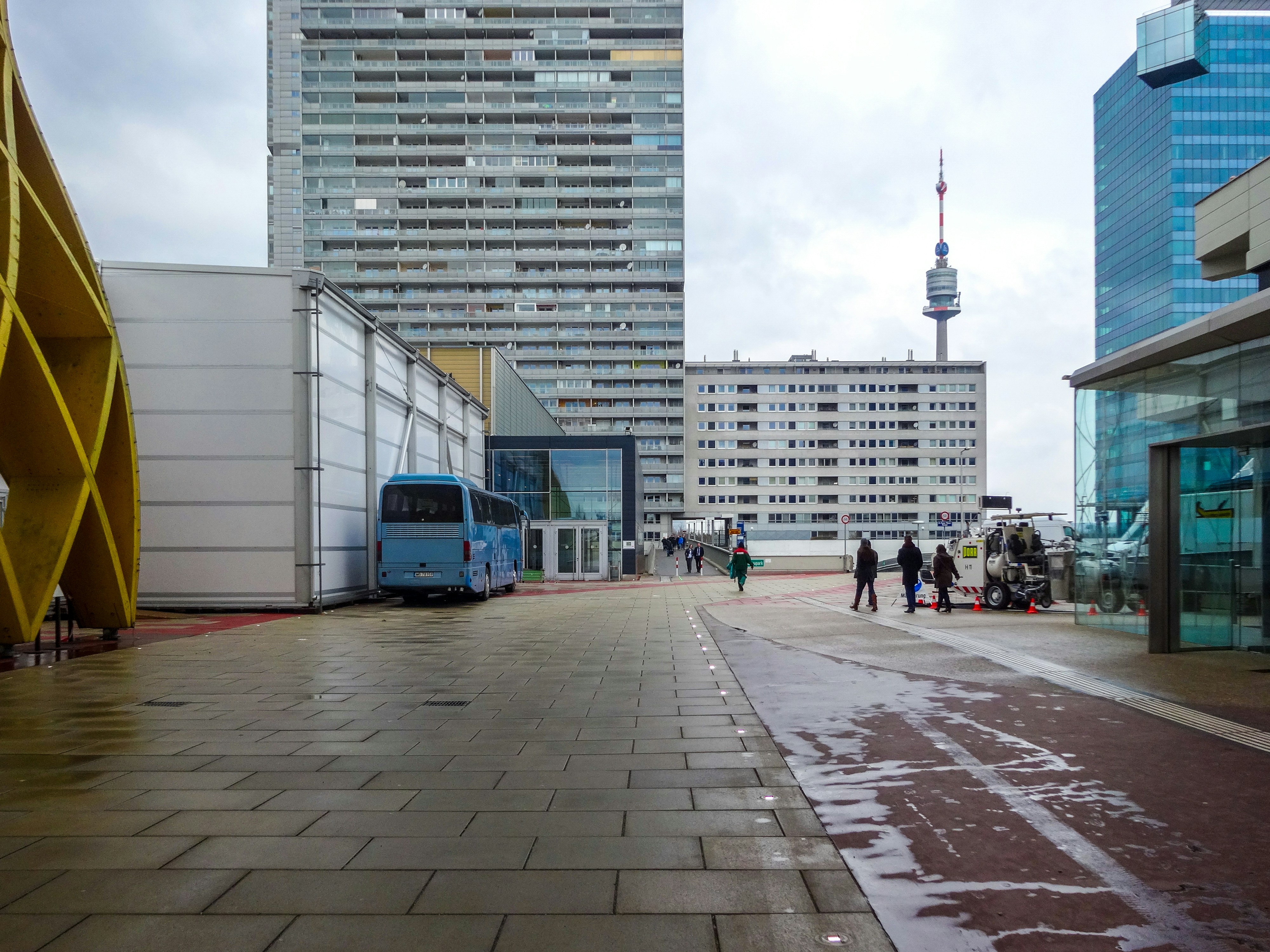 Urban Plaza Convergence under a Distant Tower
