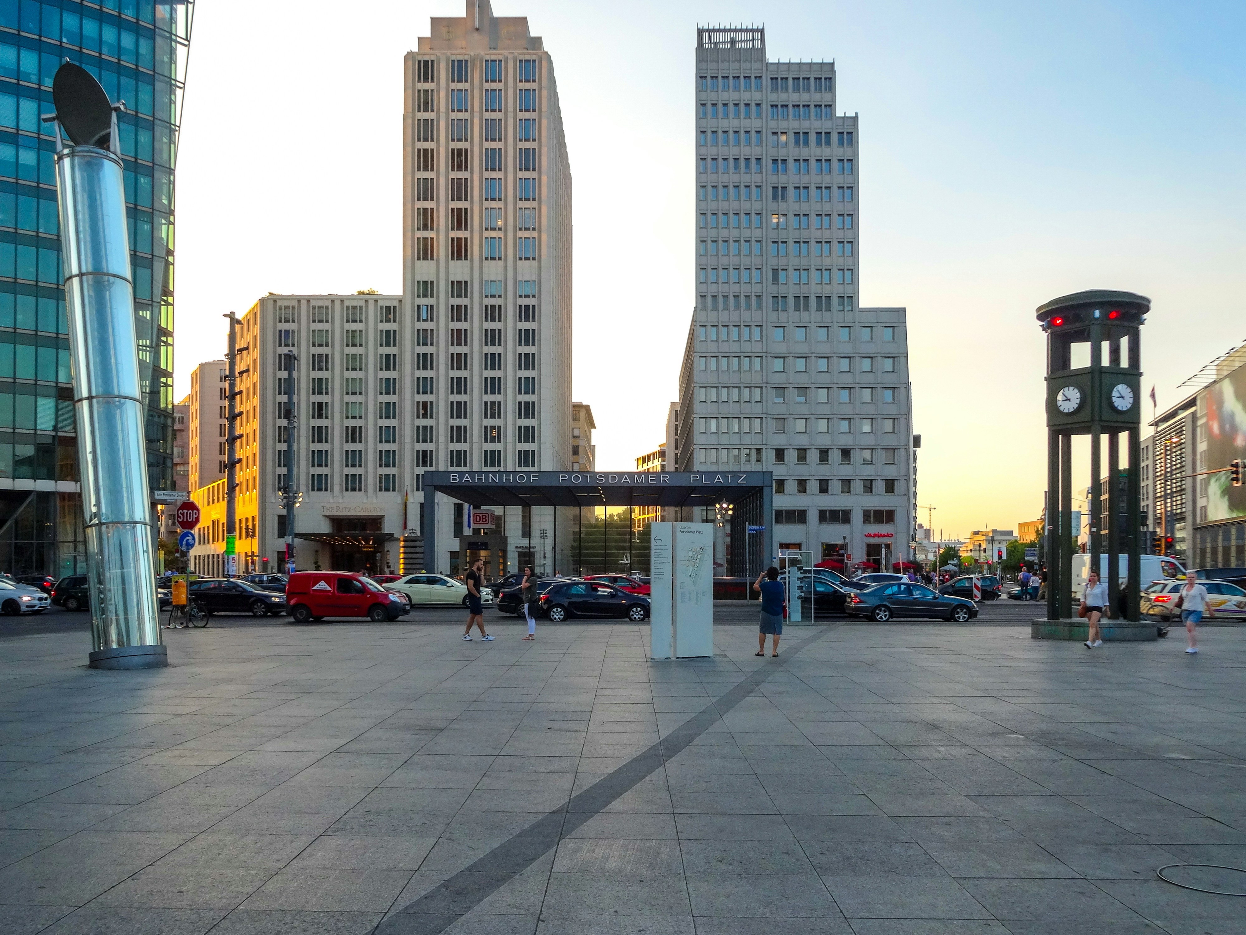 City Square at Dusk: Gate Arch Framing the Skyline