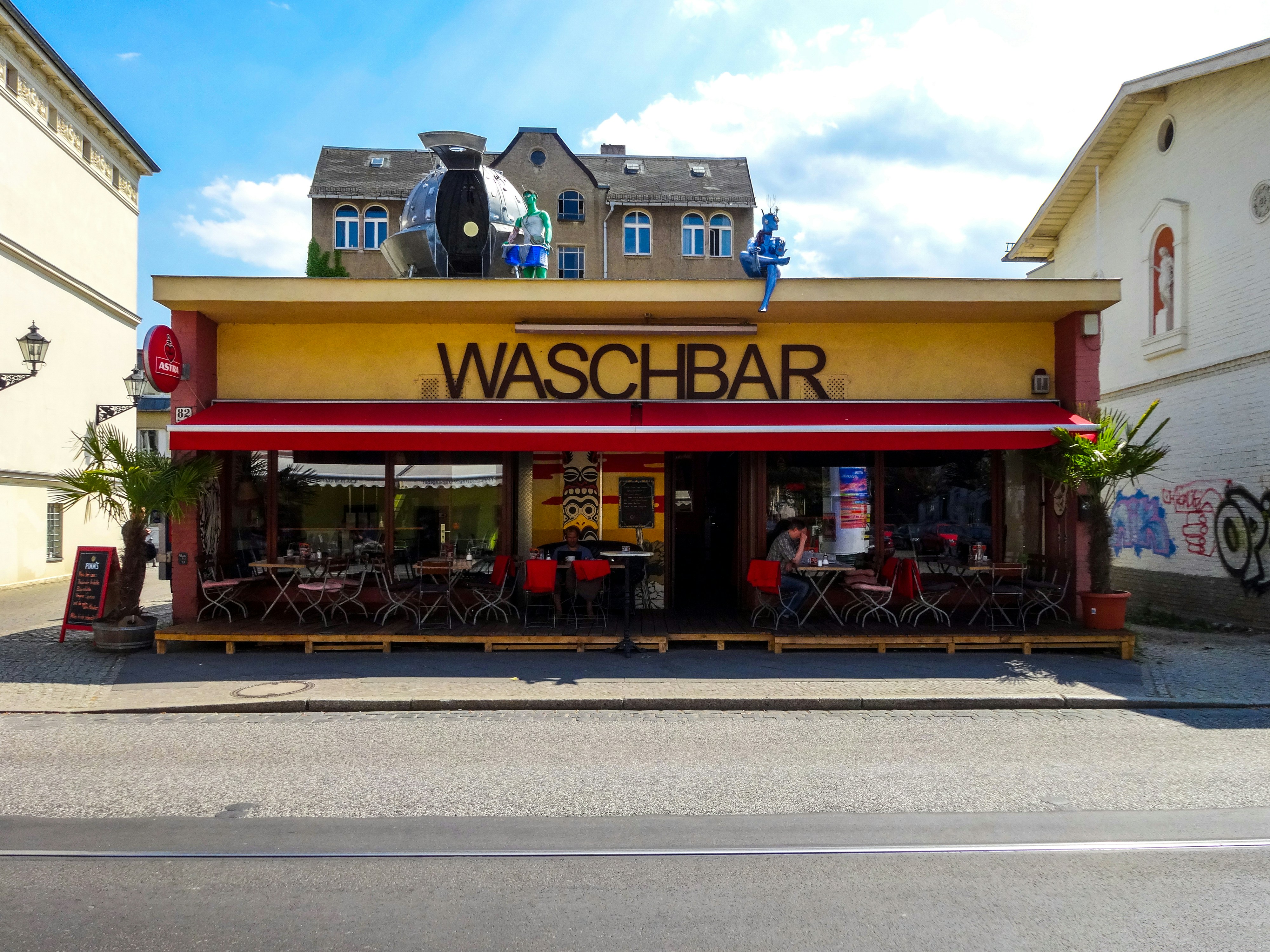 Waschbar fachada with playful rooftop sculptures