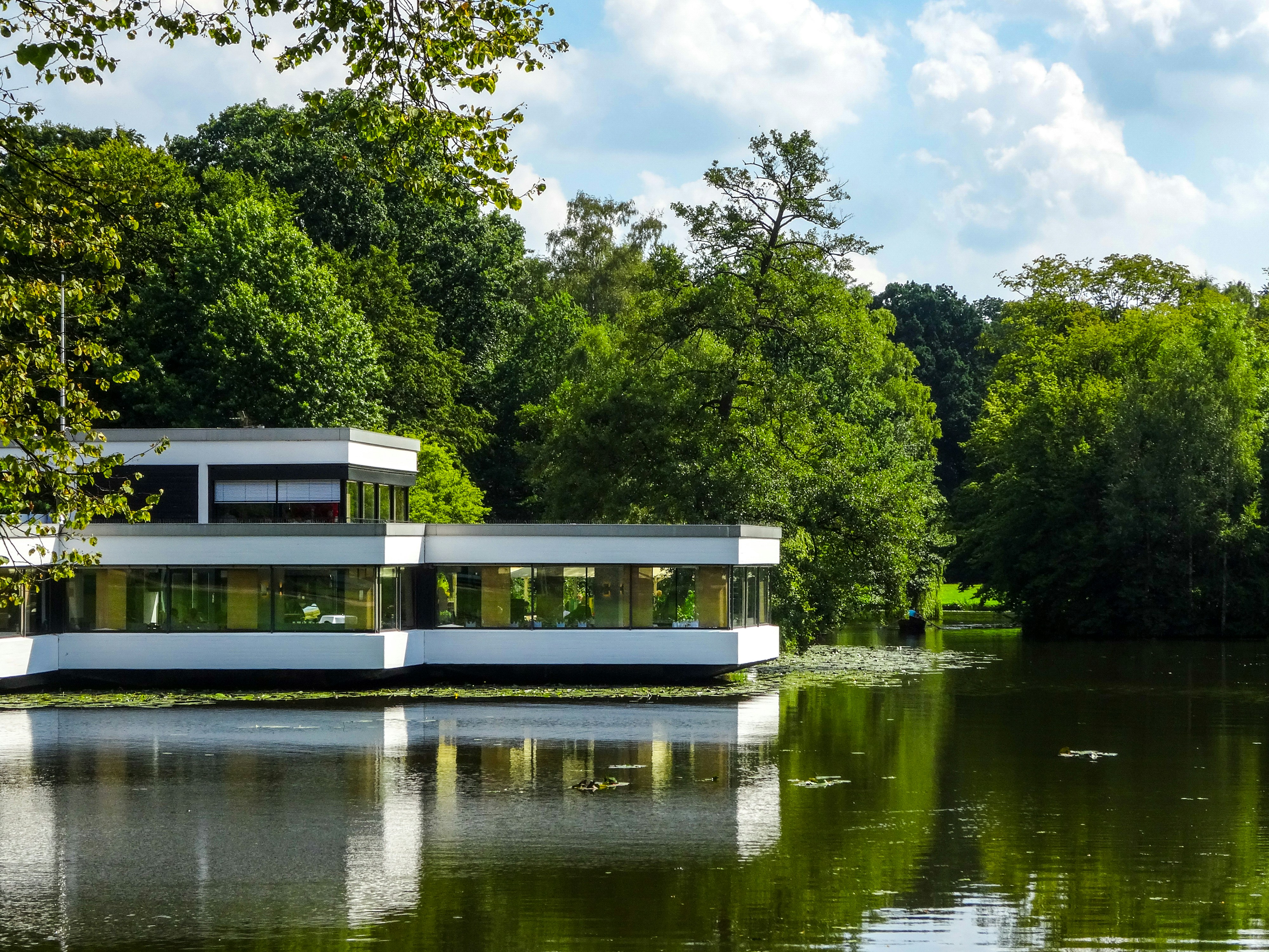 Floating Modernist House Skimming the Lake