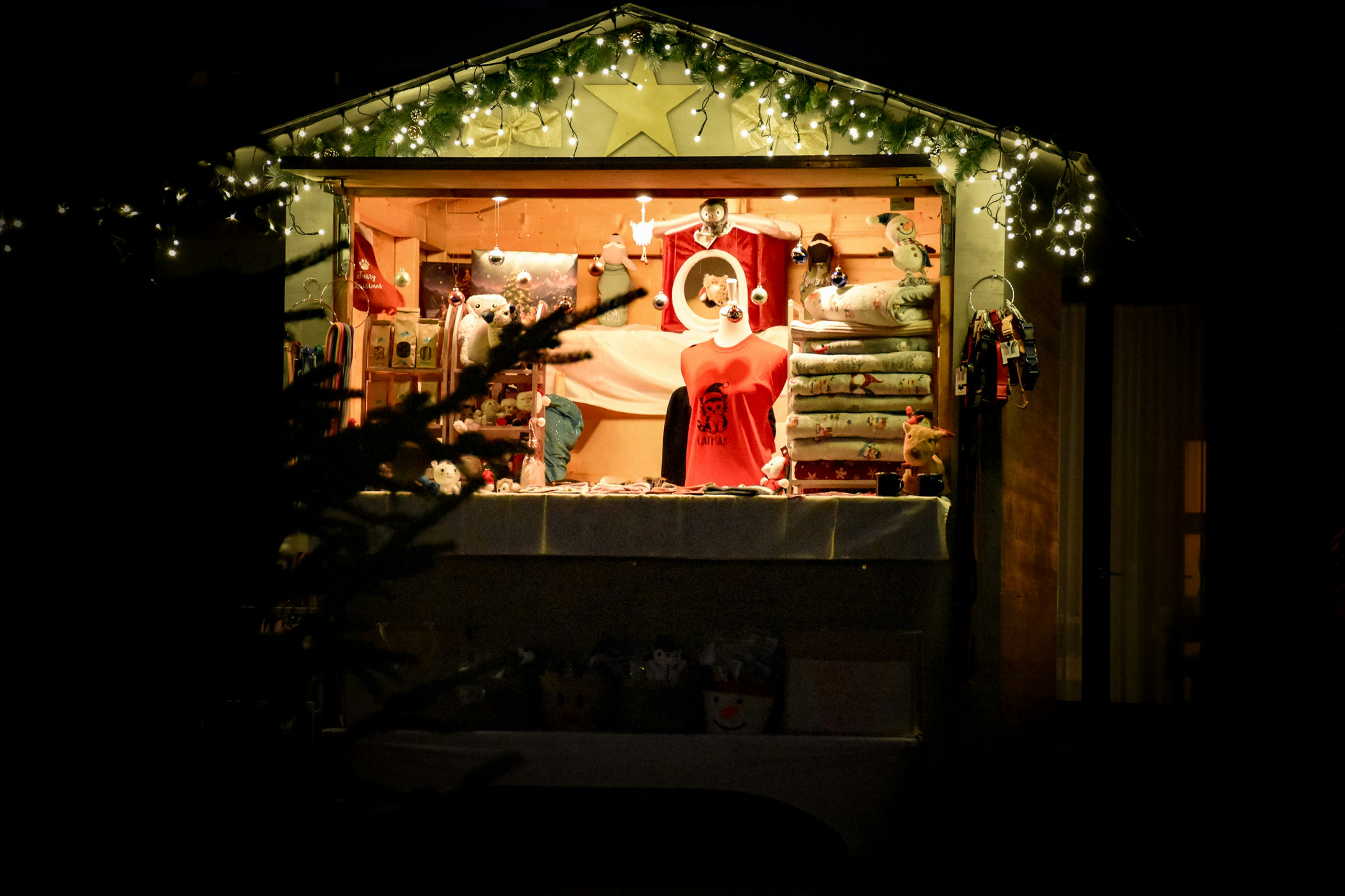 Holiday Stalllit: A Festive Window with Toy Figures