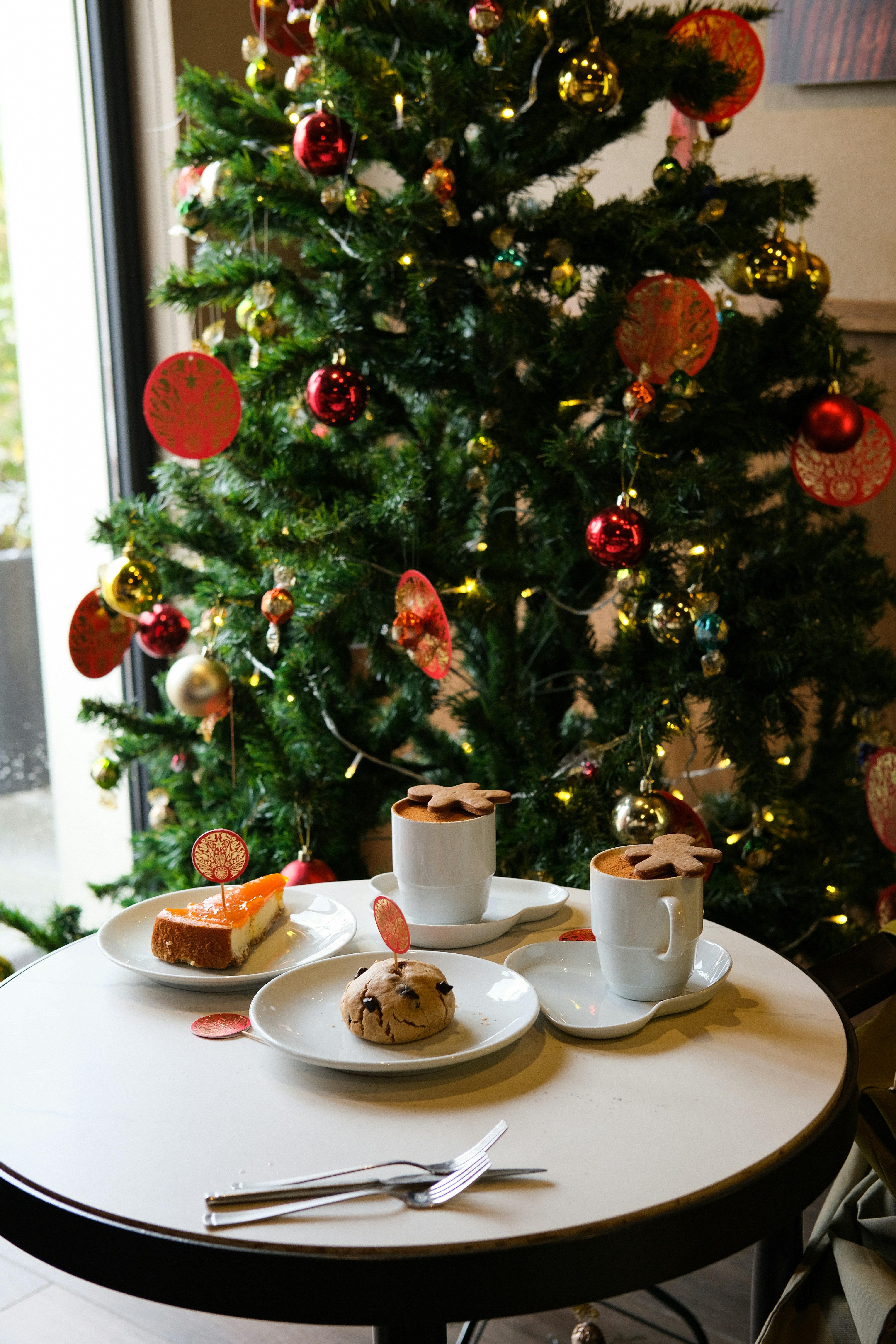 Festive Café Corner: Cookies, Cups, and a Christmas Tree