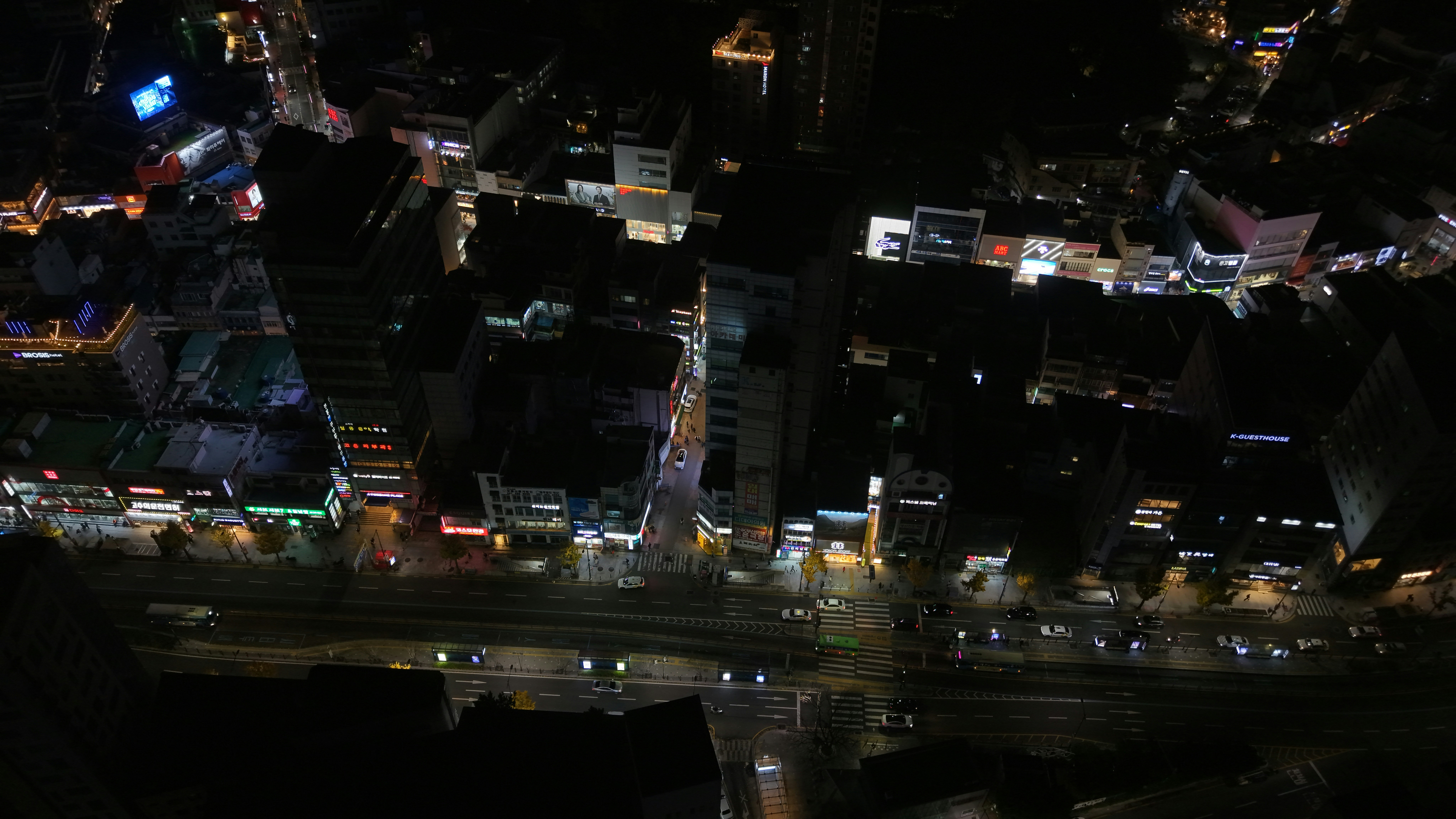 아름다운 부산시의 야경을 드론으로 촬영한 장면입니다