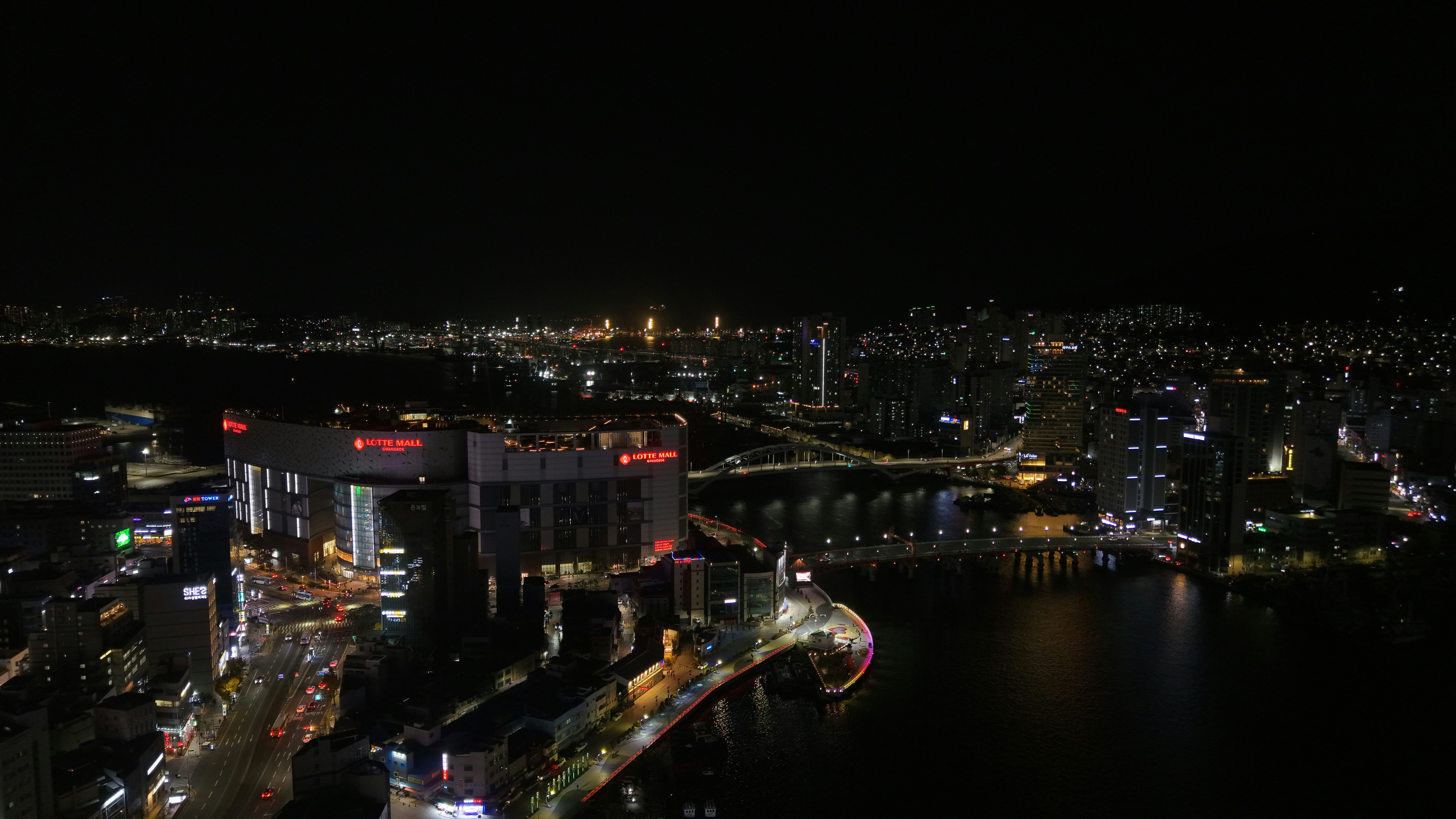 아름다운 부산시의 야경을 드론으로 촬영한 장면입니다