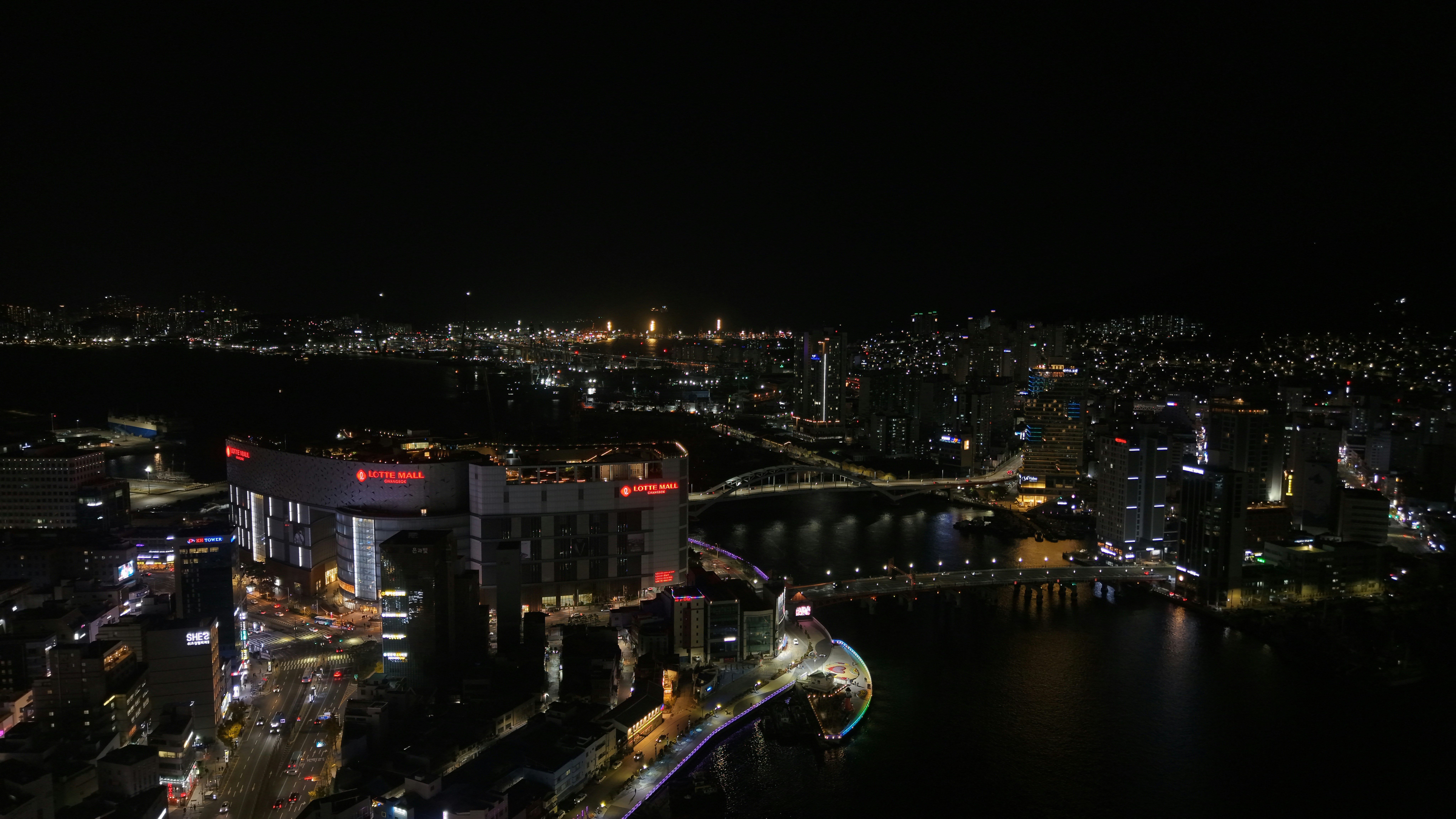 아름다운 부산시의 야경을 드론으로 촬영한 장면입니다