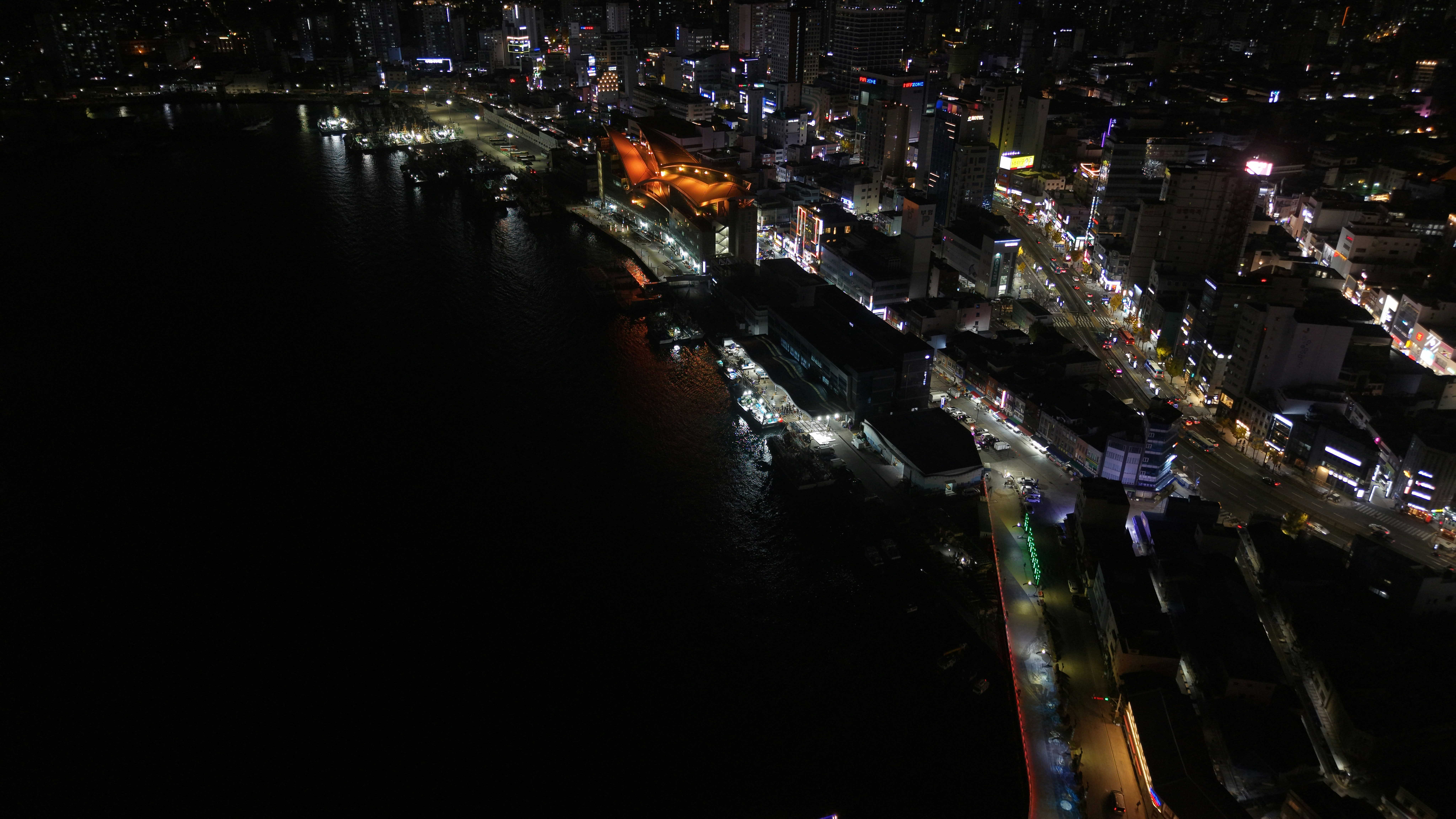 아름다운 부산시의 야경을 드론으로 촬영한 장면입니다