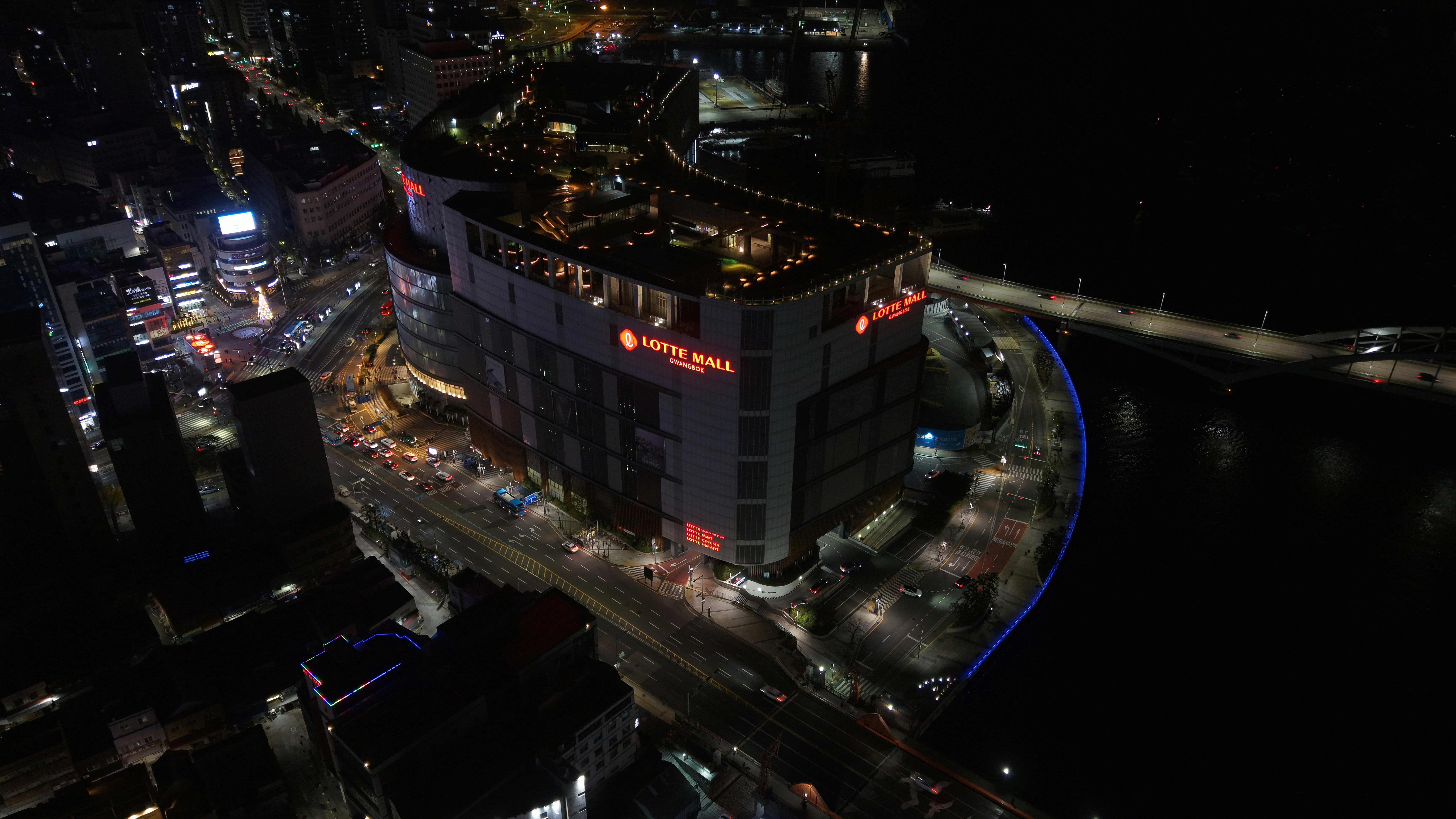 아름다운 부산시의 야경을 드론으로 촬영한 장면입니다