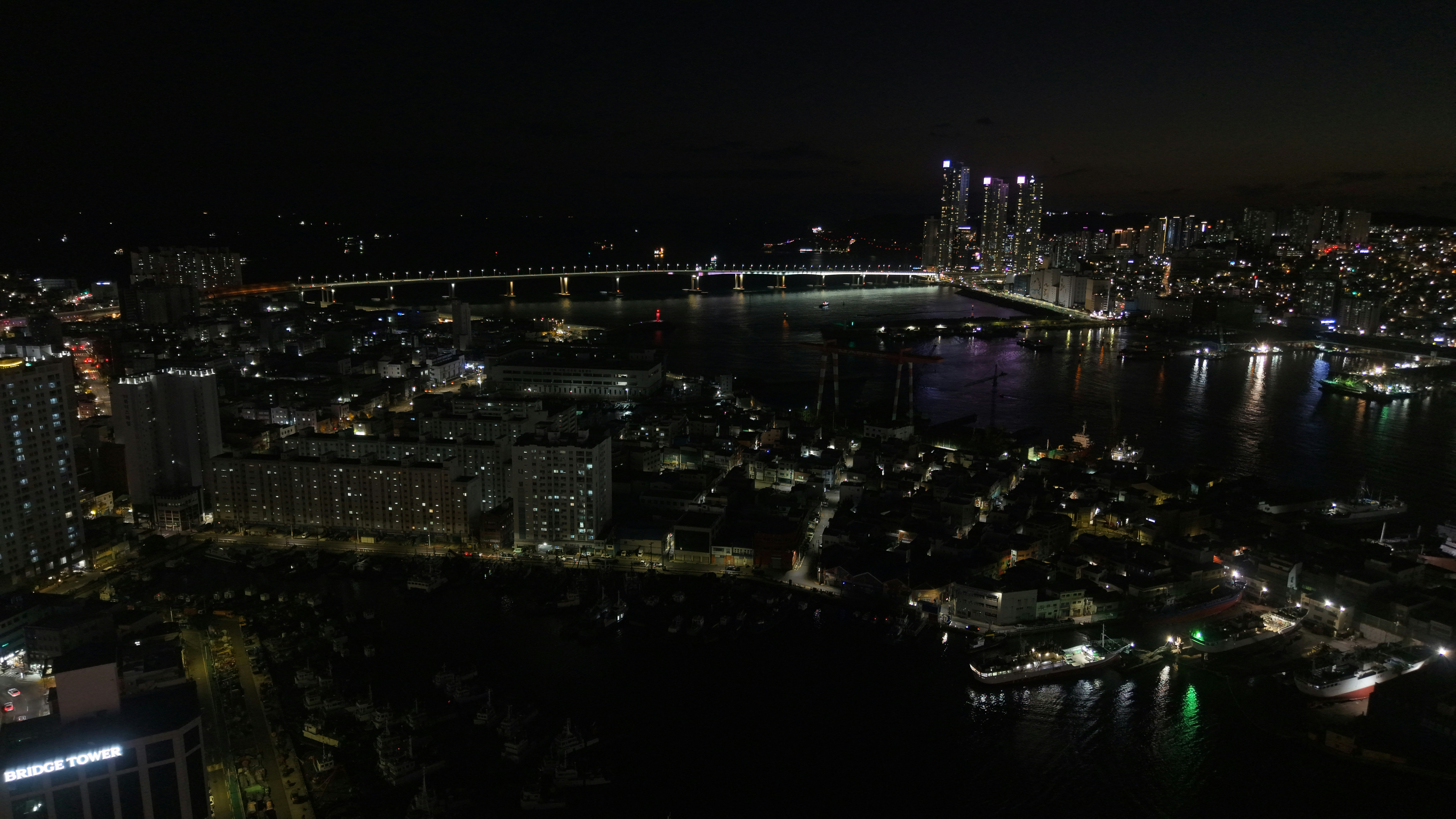 아름다운 부산시의 야경을 드론으로 촬영한 장면입니다