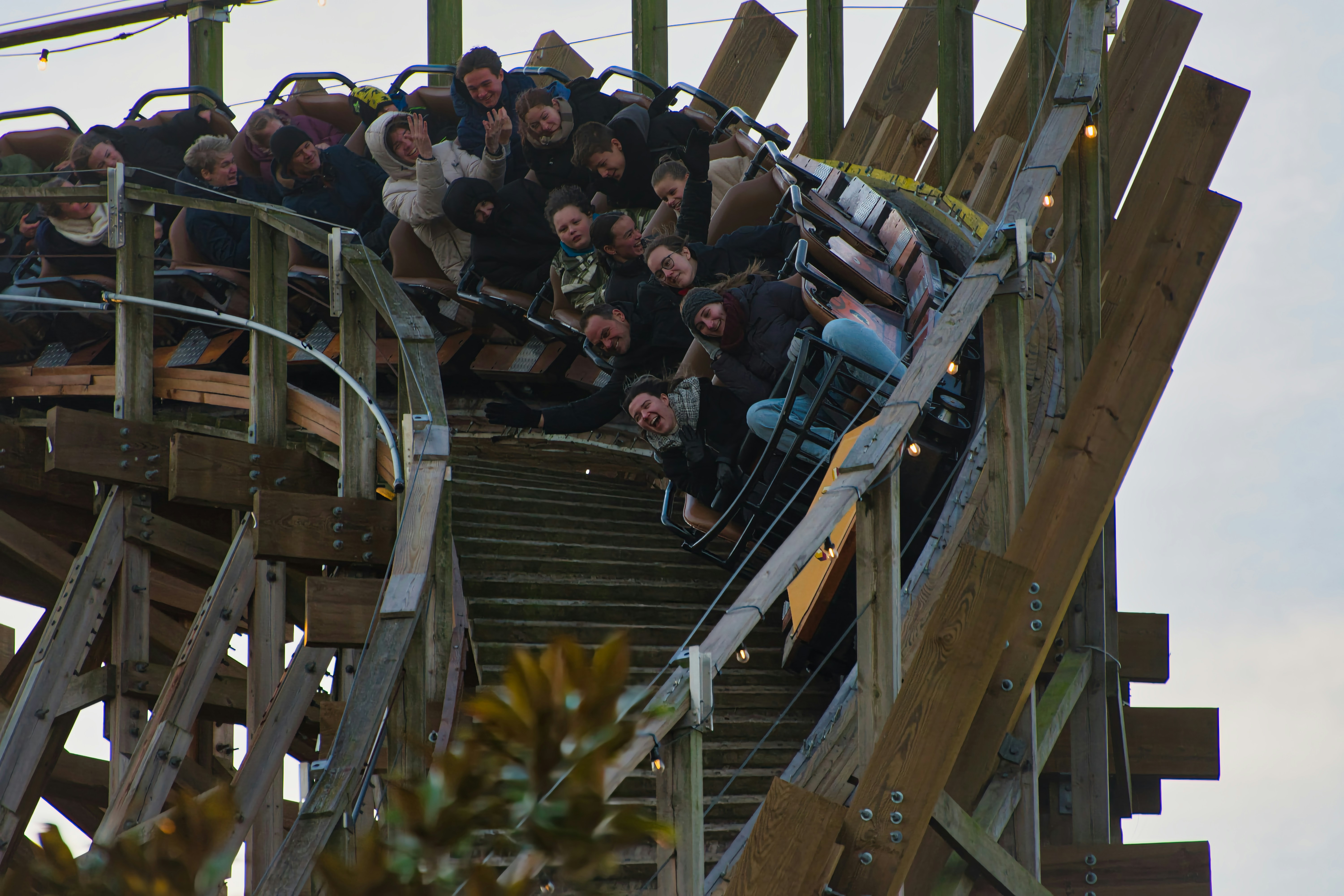 Troy – the wooden warhorse of Toverland. ⚔️🔥 Europe’s tallest and fastest wooden coaster charges through its massive layout with nonstop speed, twisting drops, and powerful laterals. Built from thousands of roaring timbers, Troy delivers a relentless ride that feels alive — a true titan of the wooden coaster world. 🎢 Ride Facts: Type: Wooden Coaster (GCI) Opened: 29 June 2007 Height: 32 m Length: 1,077 m Top Speed: 90 km/h Inversions: 0 Duration: ~2:30 min Trains: 2 Millennium Flyer trains (12 cars each) Theme Area: Ithaka – ancient myth, warriors, and wooden legends
