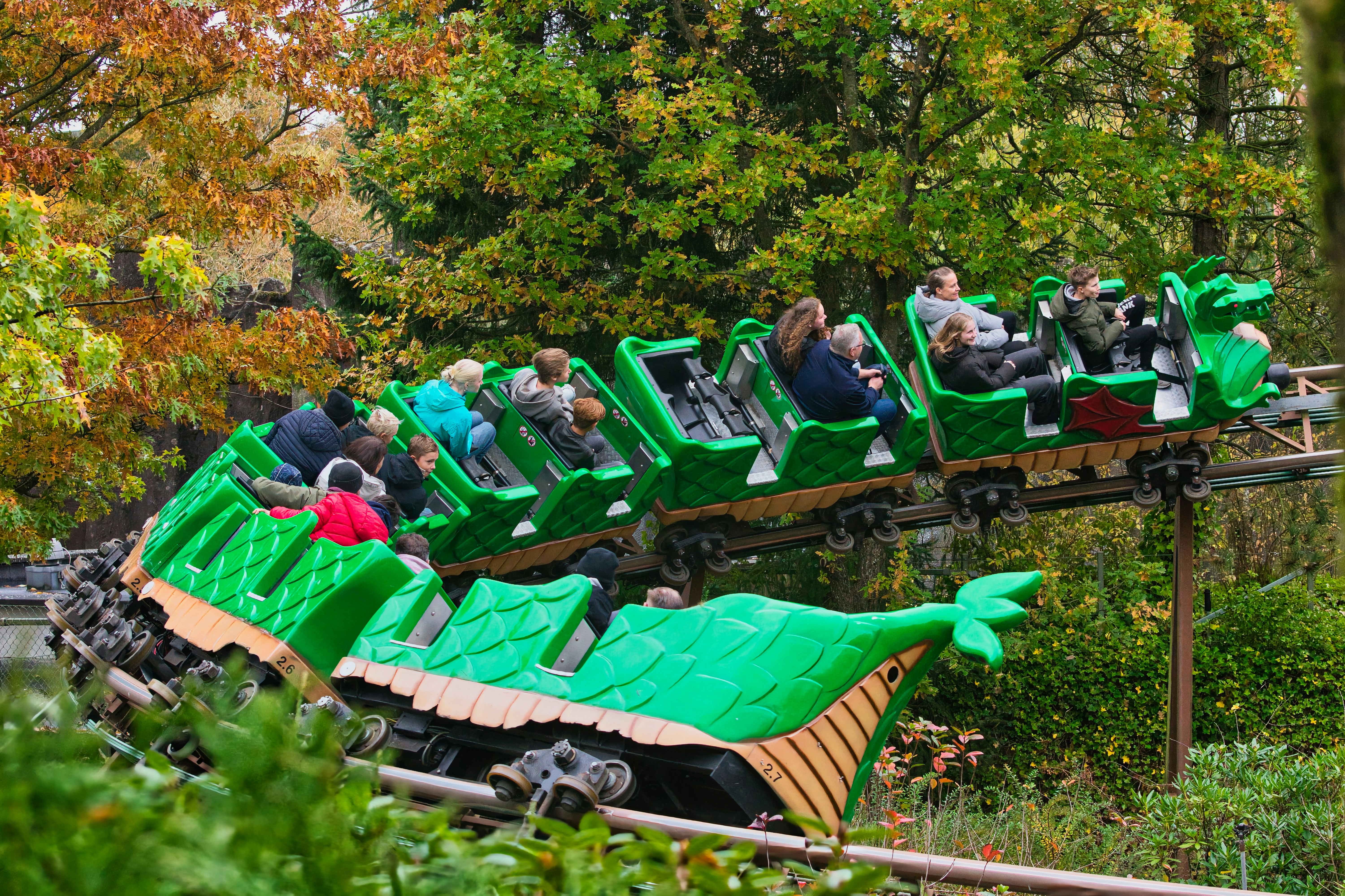The Dragon – where LEGO fantasy meets real coaster fire. 🐲✨ This charming family coaster starts as a slow journey through enchanted LEGO scenes before bursting outside into a surprising burst of speed. Smooth, fun, and full of personality, The Dragon is the perfect mix of storytelling and thrills for all ages. 🎢 Ride Facts: Type: Family Coaster (Zierer / LEGO Dark Ride + Outdoor Coaster) Opened: 1997 Height: 12 m Length: 400 m Top Speed: 46 km/h Inversions: 0 Duration: ~2:00 min Trains: 1 themed dragon train Theme Area: Knights’ Kingdom – castles, wizards, and medieval LEGO magic