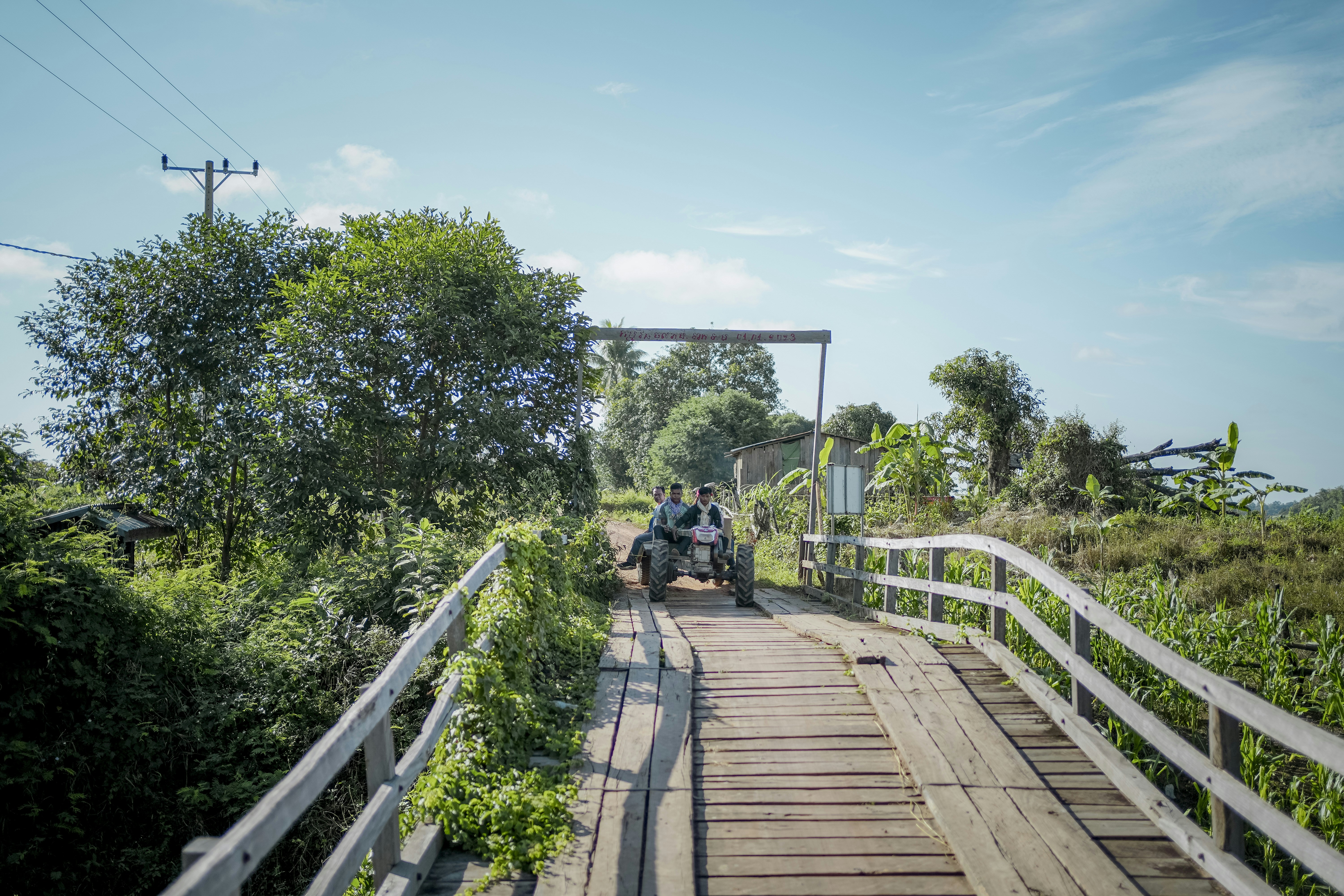 Ridge Bridge Stop: A Quiet Caravan on a Narrow Wooden Crossing