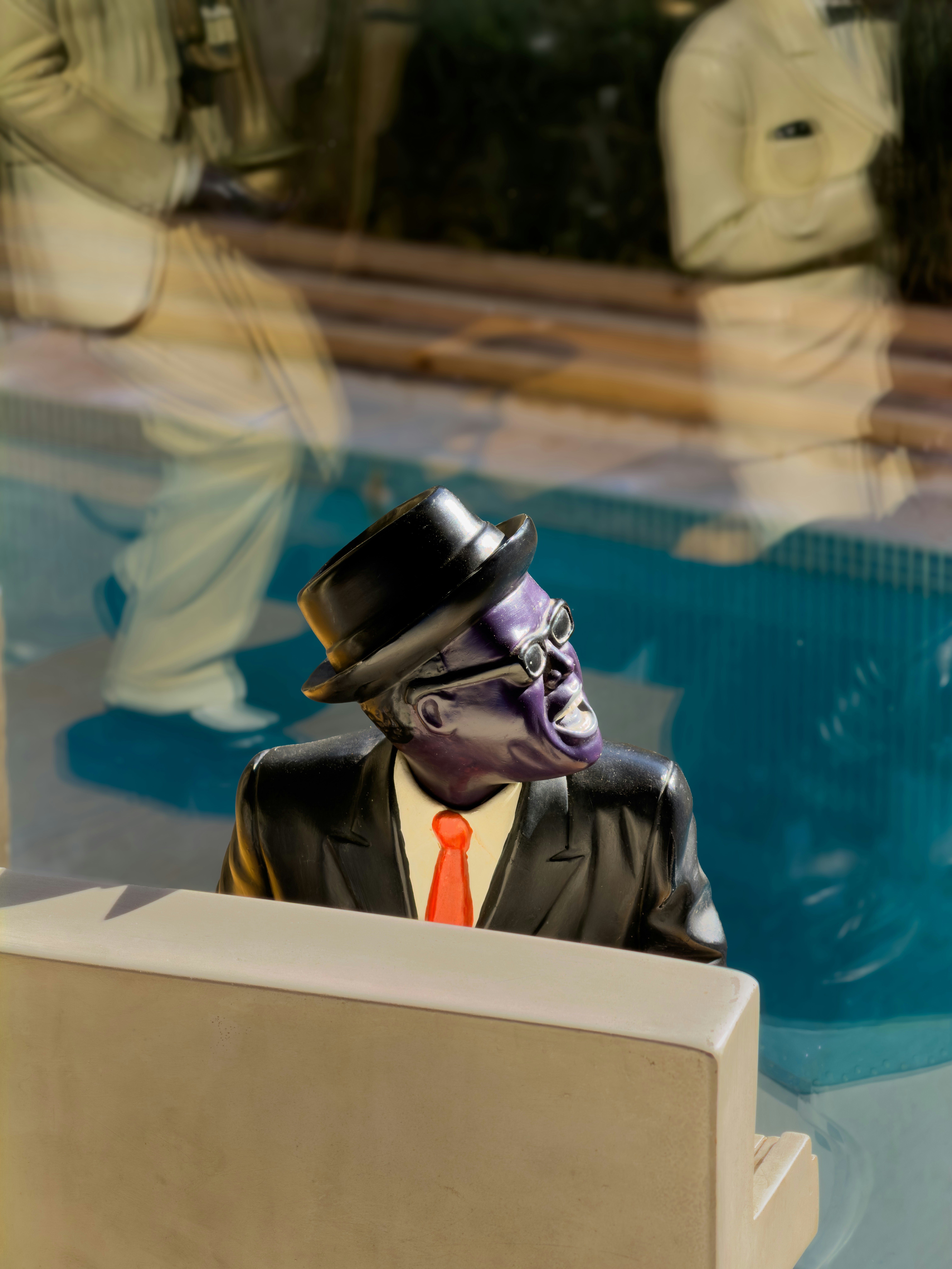 Jazzed-up Figurine at Leisure Poolside Stage