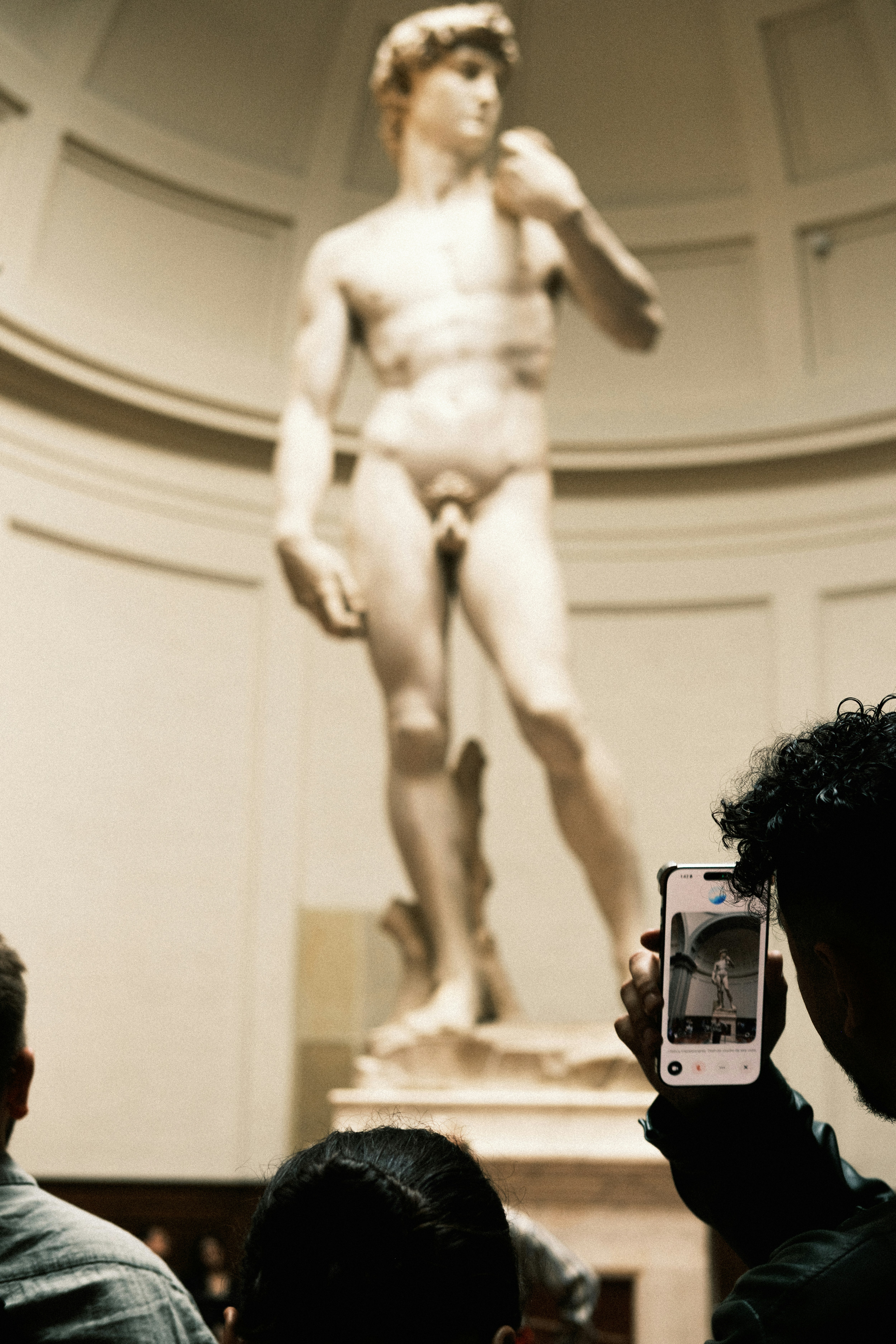 Shuttered Crowd: A Smartphone Capture of a Museum Moment