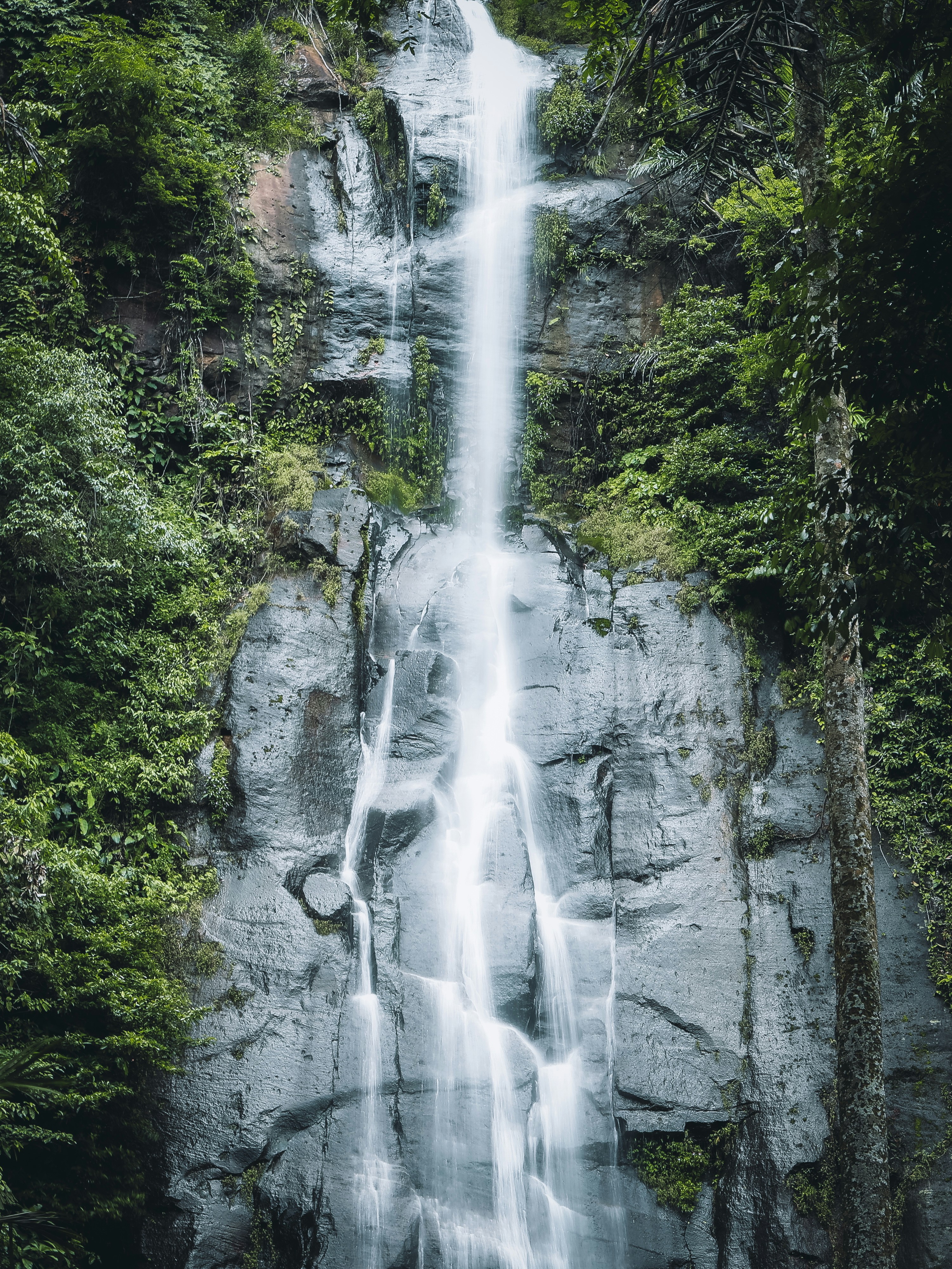 Waterfall hitting the cliff