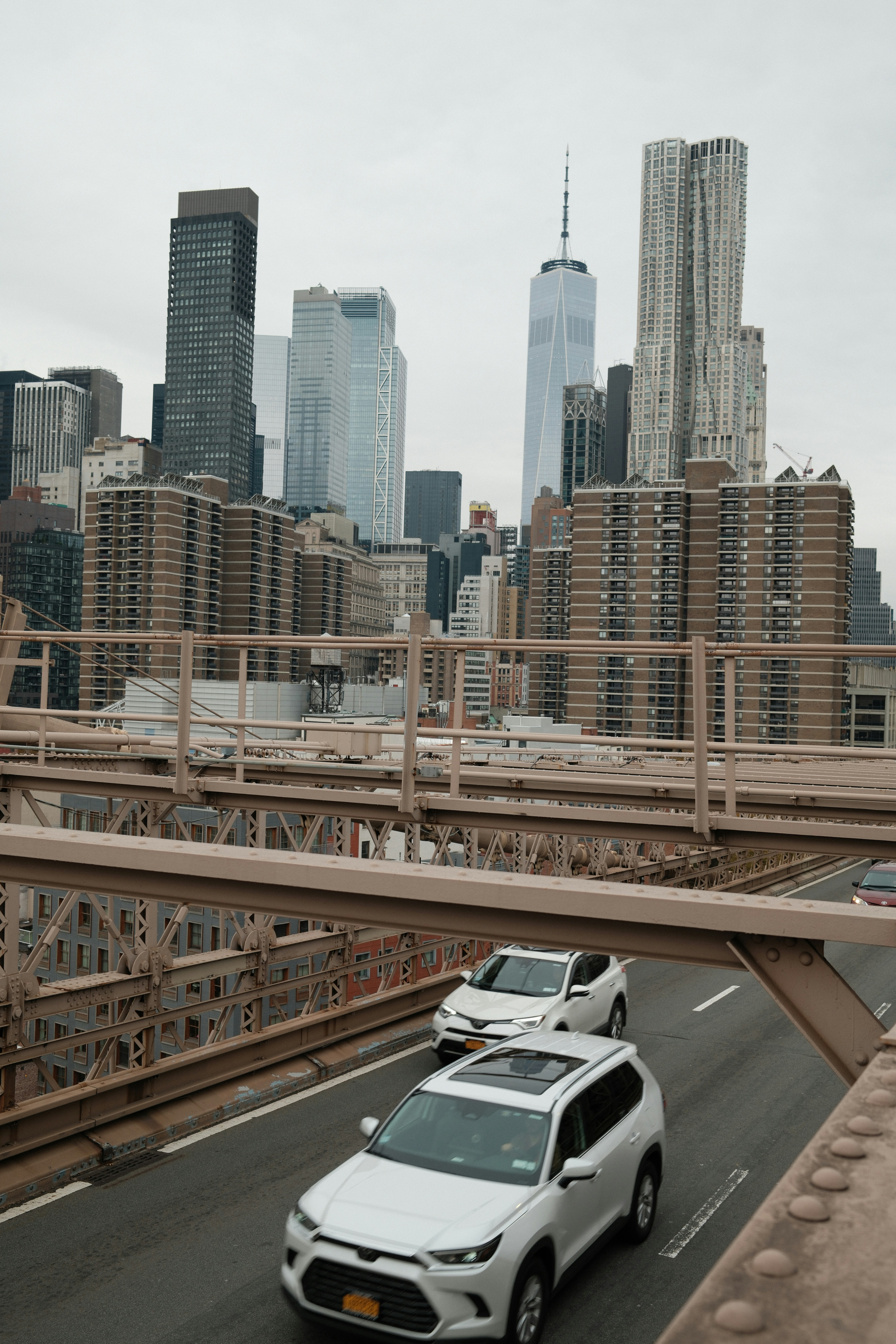 Bridge lines, steel and skyline: a suspended cityscape over traffic