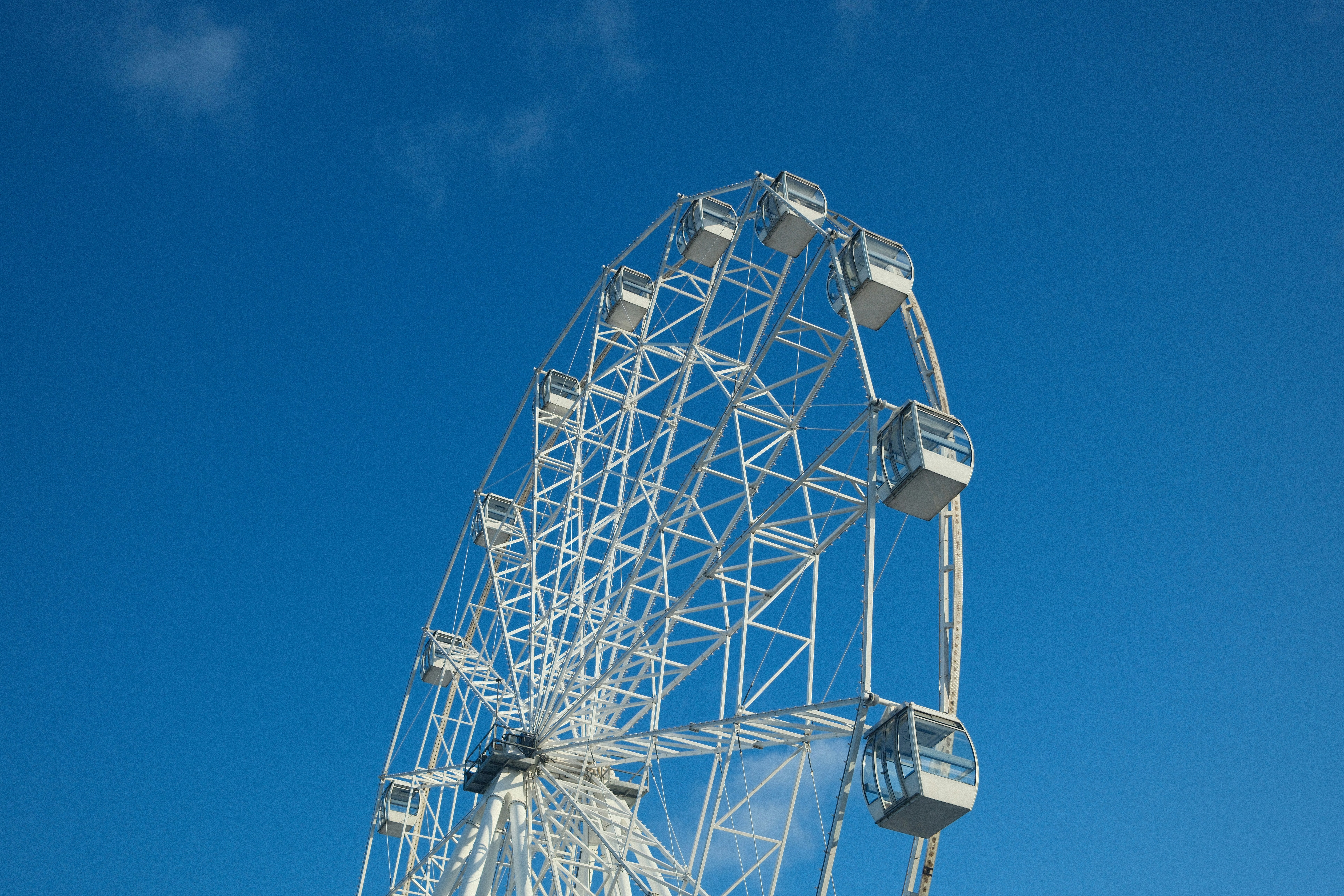 Sky-Wheel in Azure: A Ferris Moment Against a Clear Day