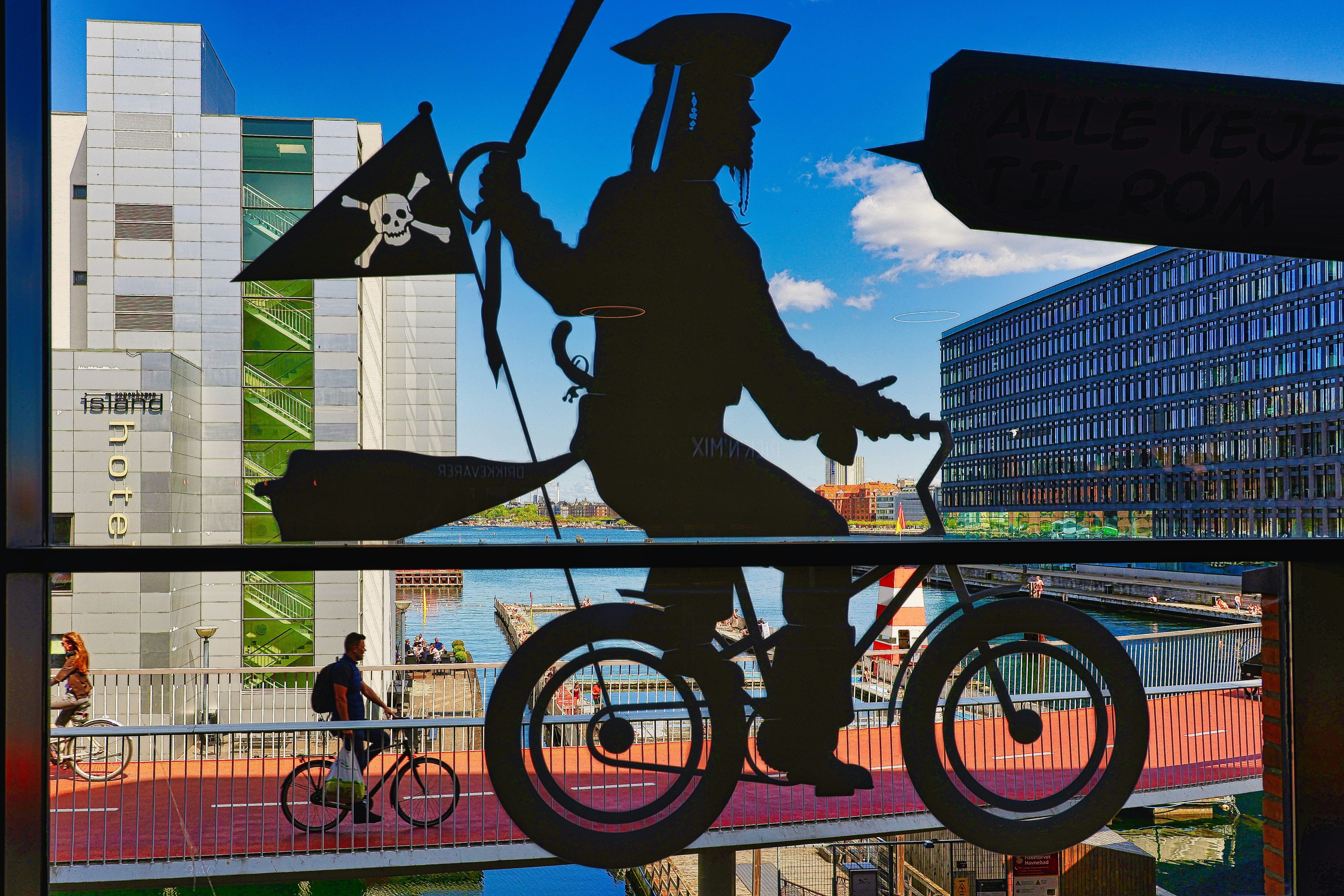 La passerelle Cykelanlangen et ses espaces adjacents : un enchaînement exemplaire de cheminements cyclables et piétons sur le canal de Sydhavn.