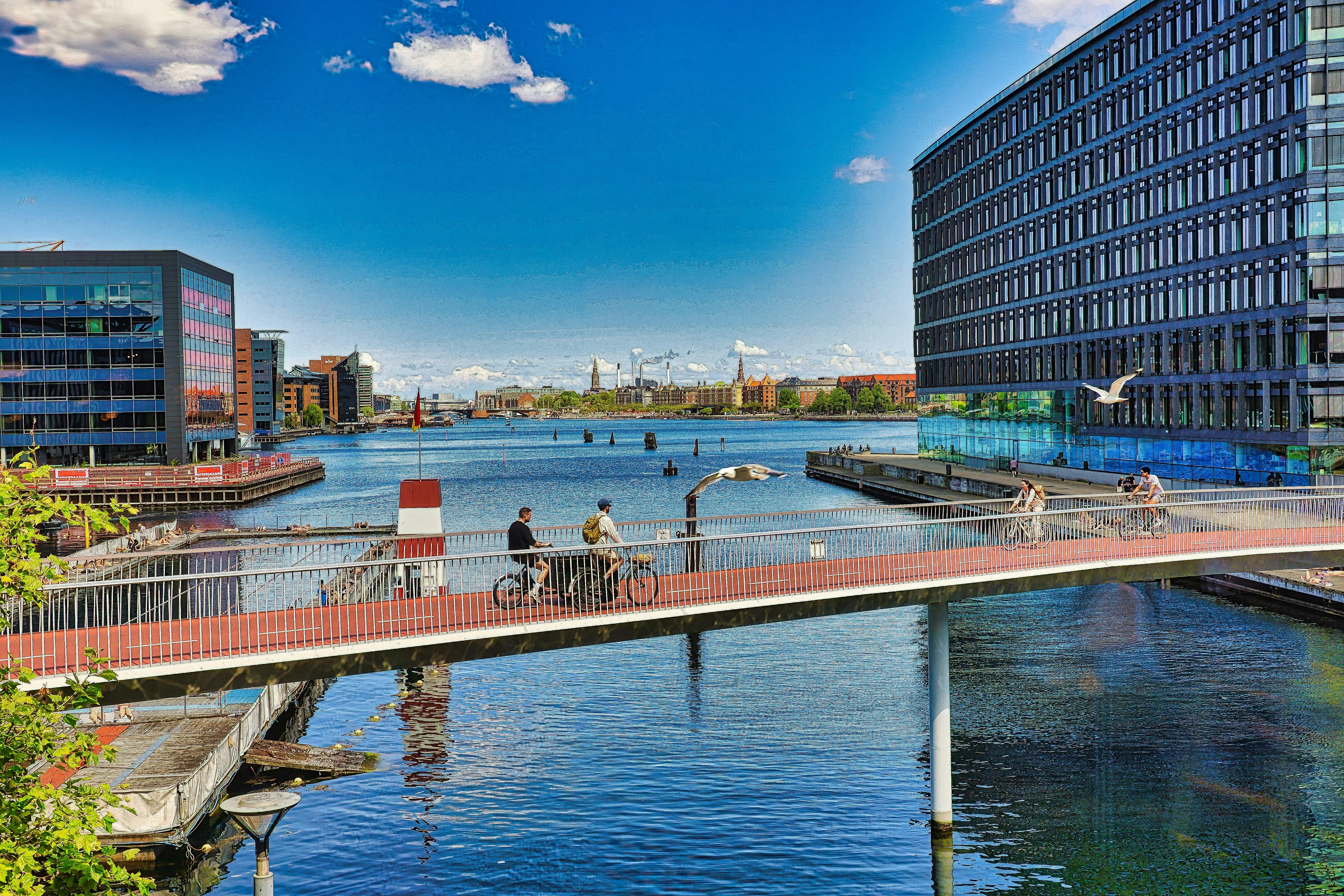 La passerelle Cykelanlangen et ses espaces adjacents : un enchaînement exemplaire de cheminements cyclables et piétons sur le canal de Sydhavn.