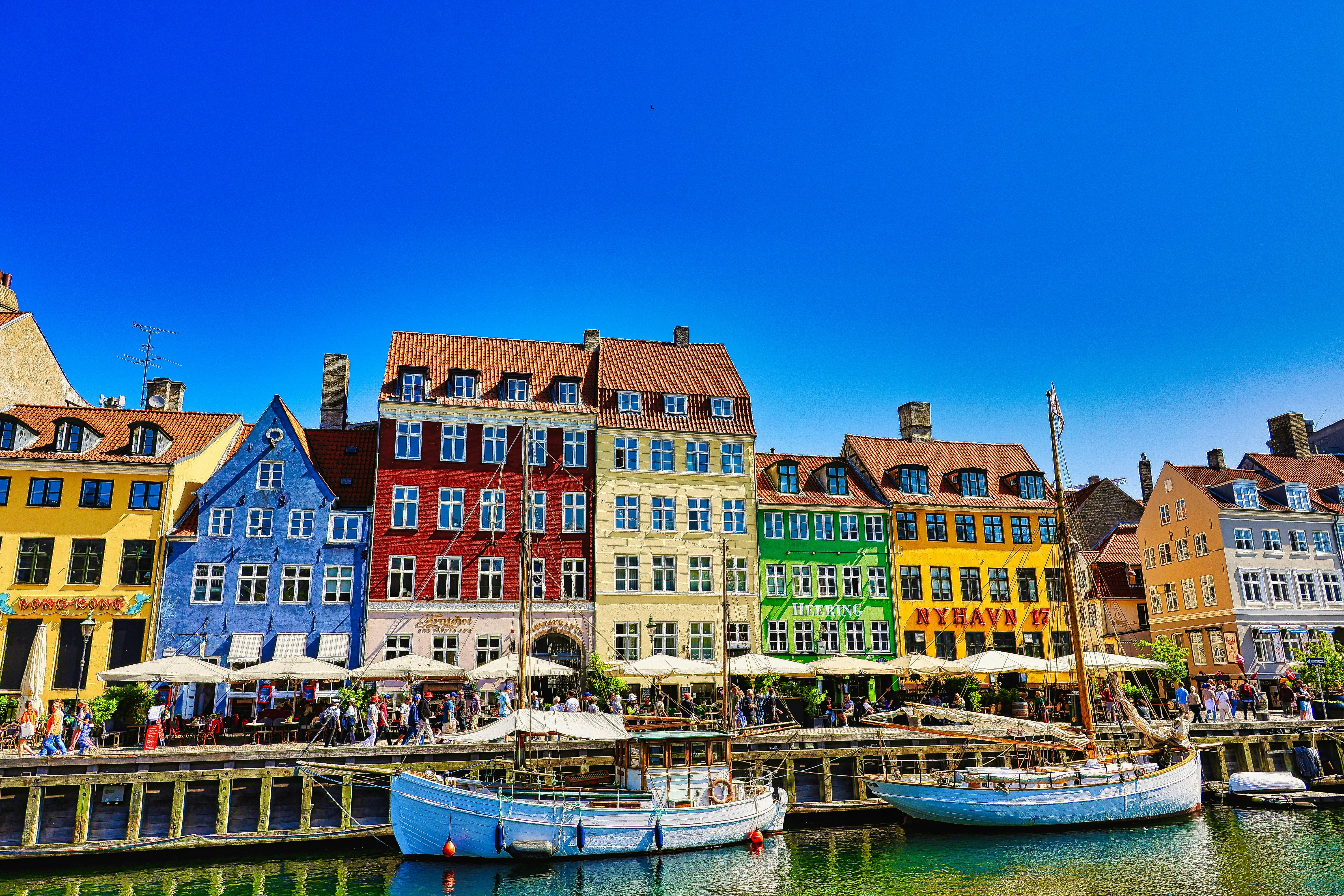 Quais animés, terrasses et navette maritime, entre zone piétonne et axe cyclable menant à la passerelle Inderhavnsbroen.