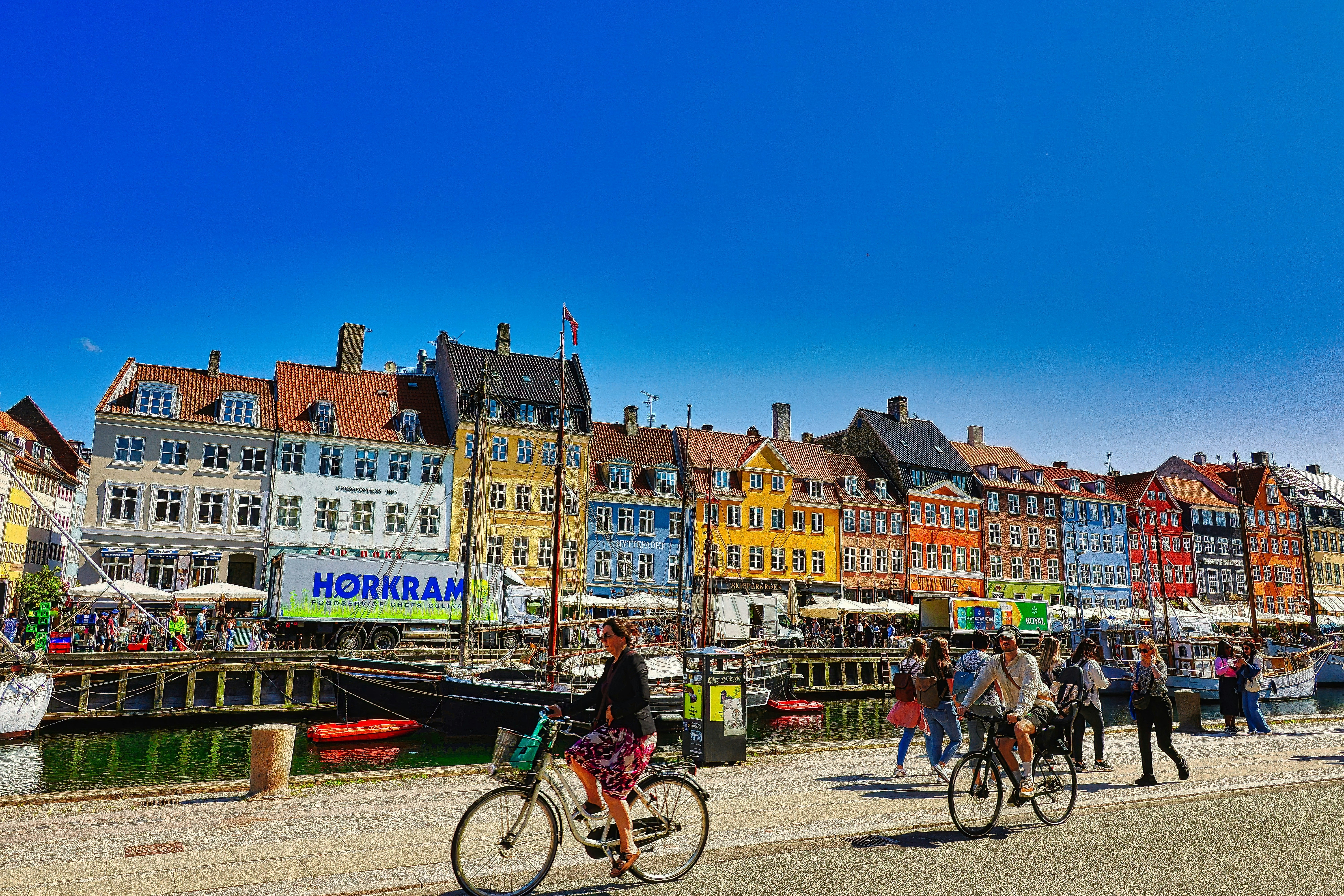 Quais animés, terrasses et navette maritime, entre zone piétonne et axe cyclable menant à la passerelle Inderhavnsbroen.