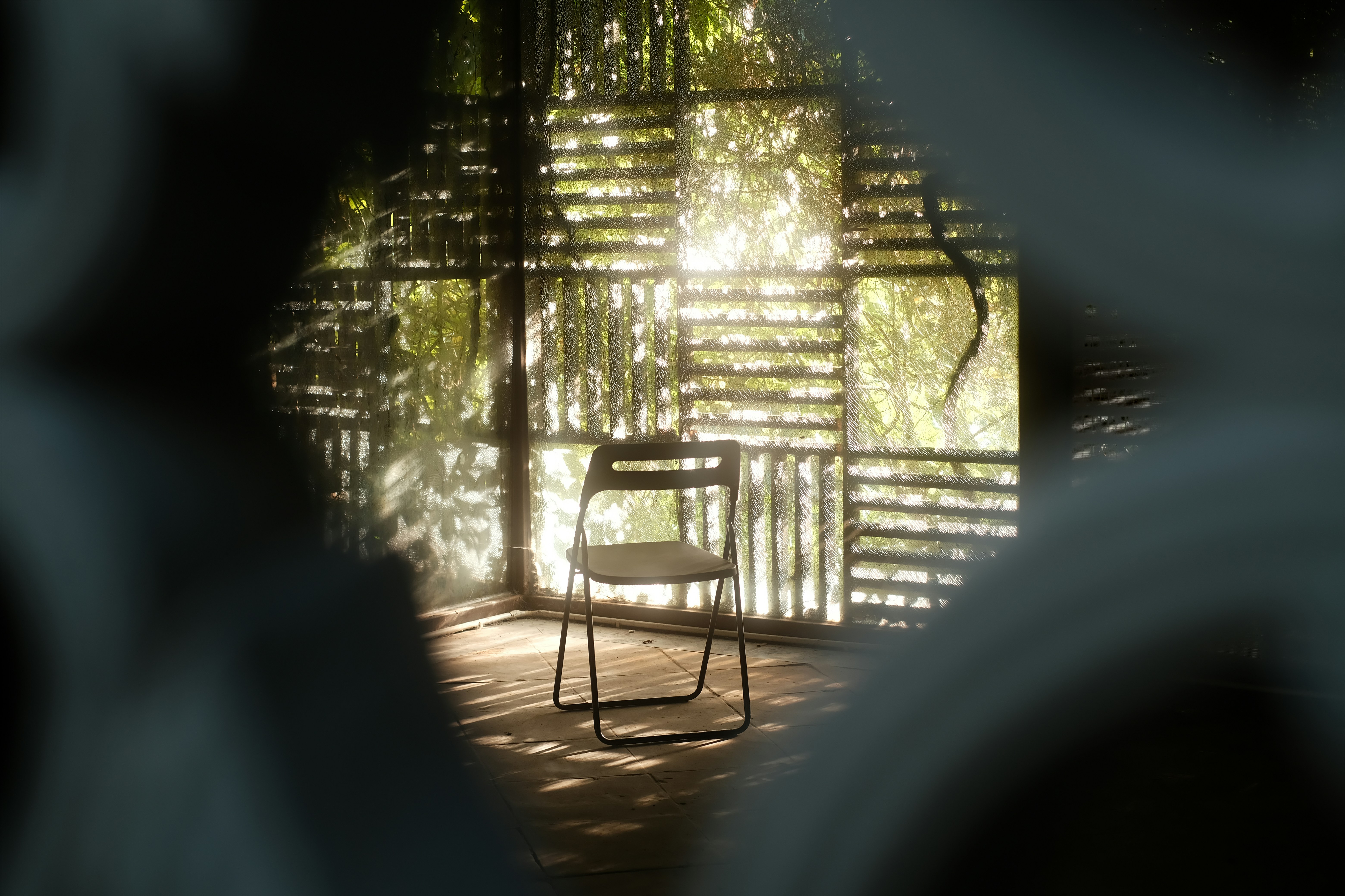 Solitary Chair in a Lattice of Light