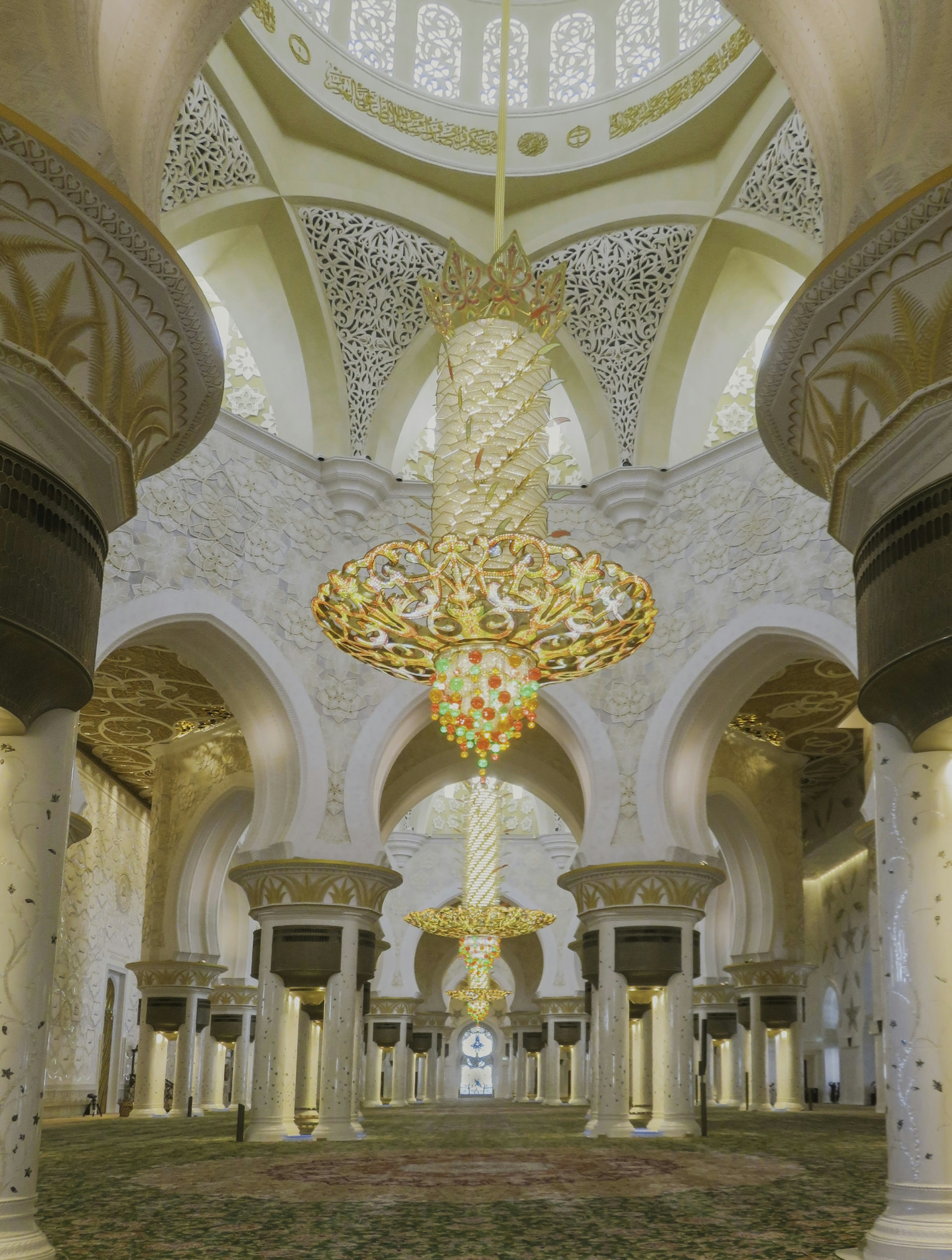 Interior of the Grand Mosque of Sheikh Zayed in Abu Dhabi (Emirates).