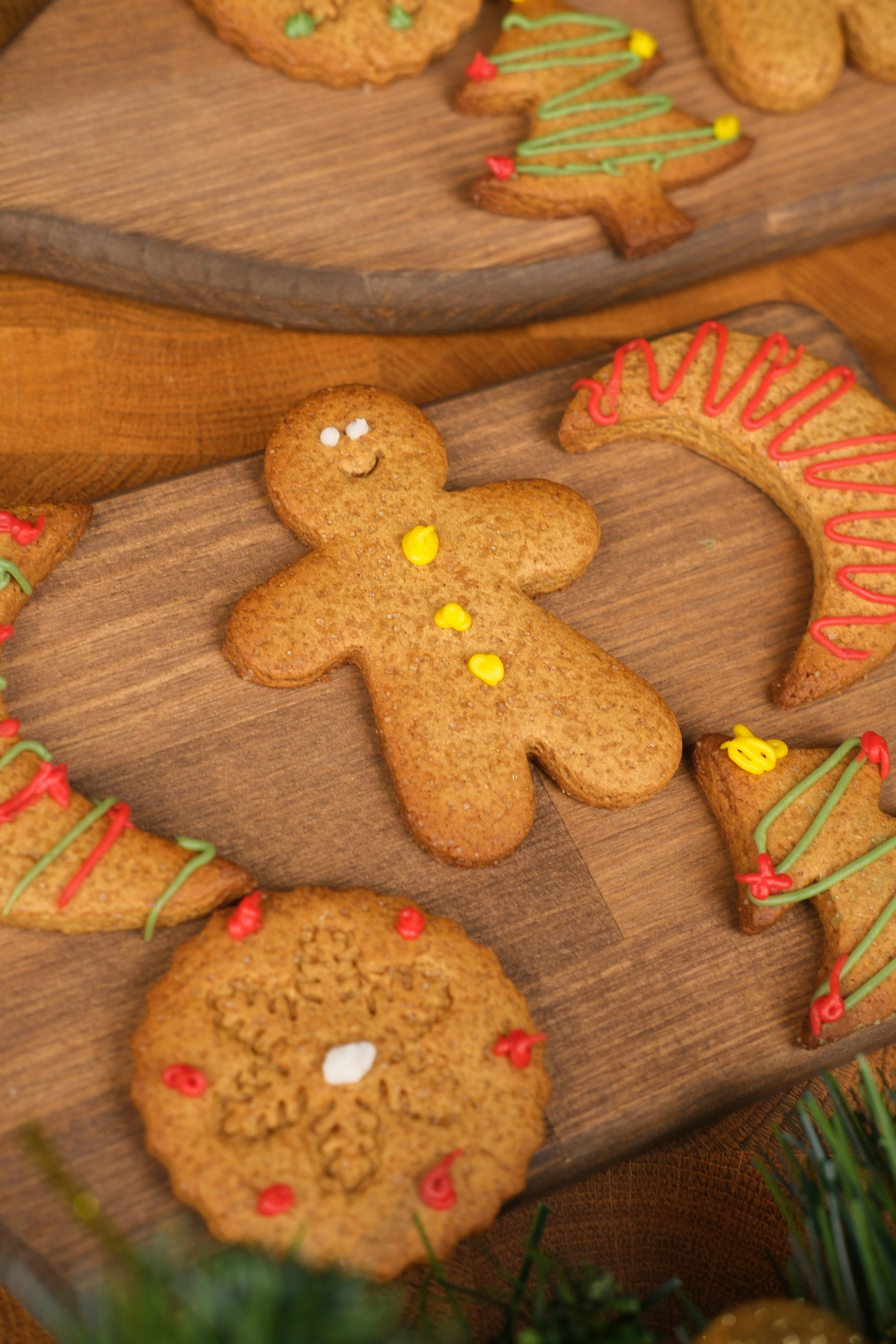 Cookie Craft: Gingerbread Figures Framed on a Rustic Serving Board