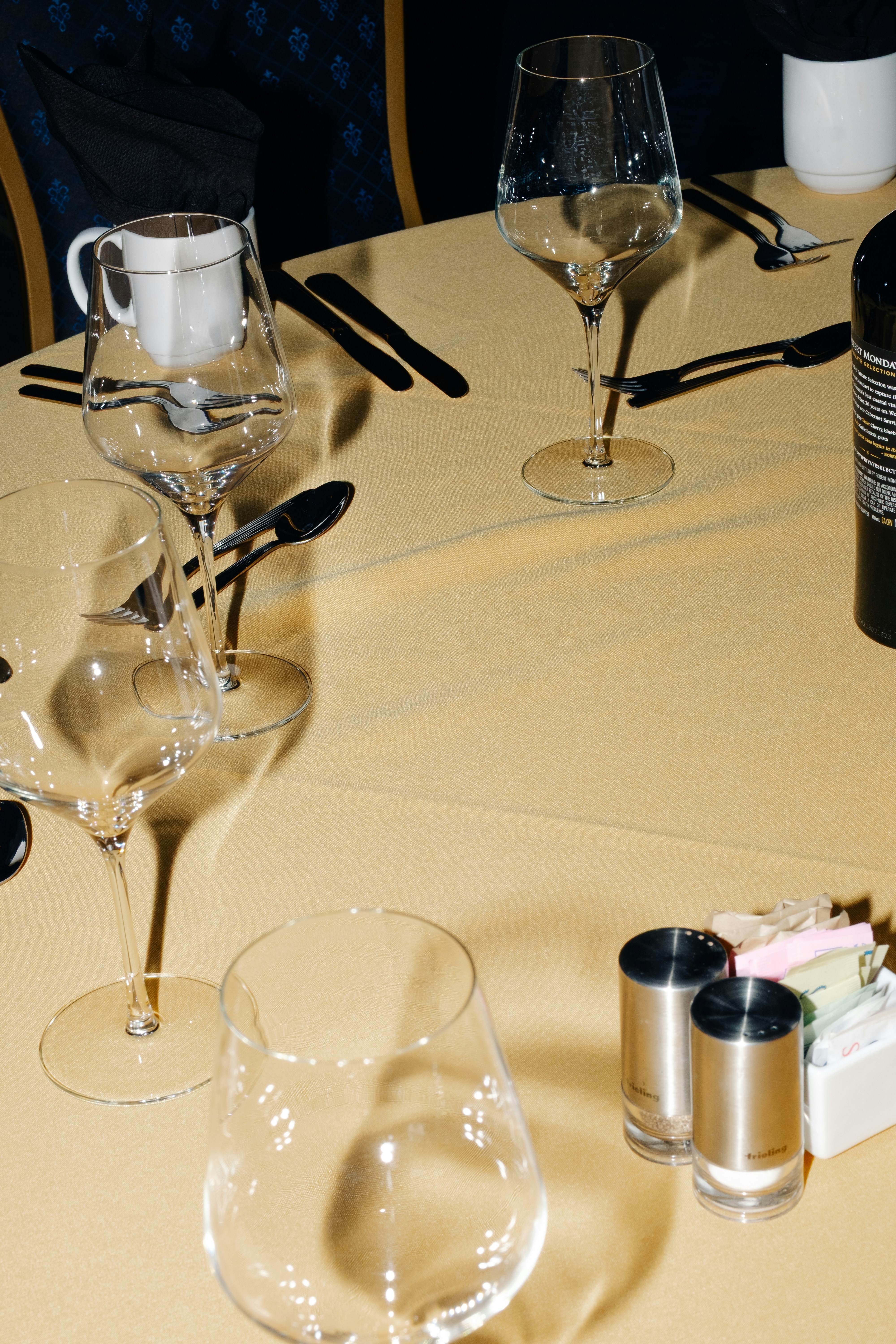 Neutral Tableware, Elegant Evening: A Quiet Dining Scene