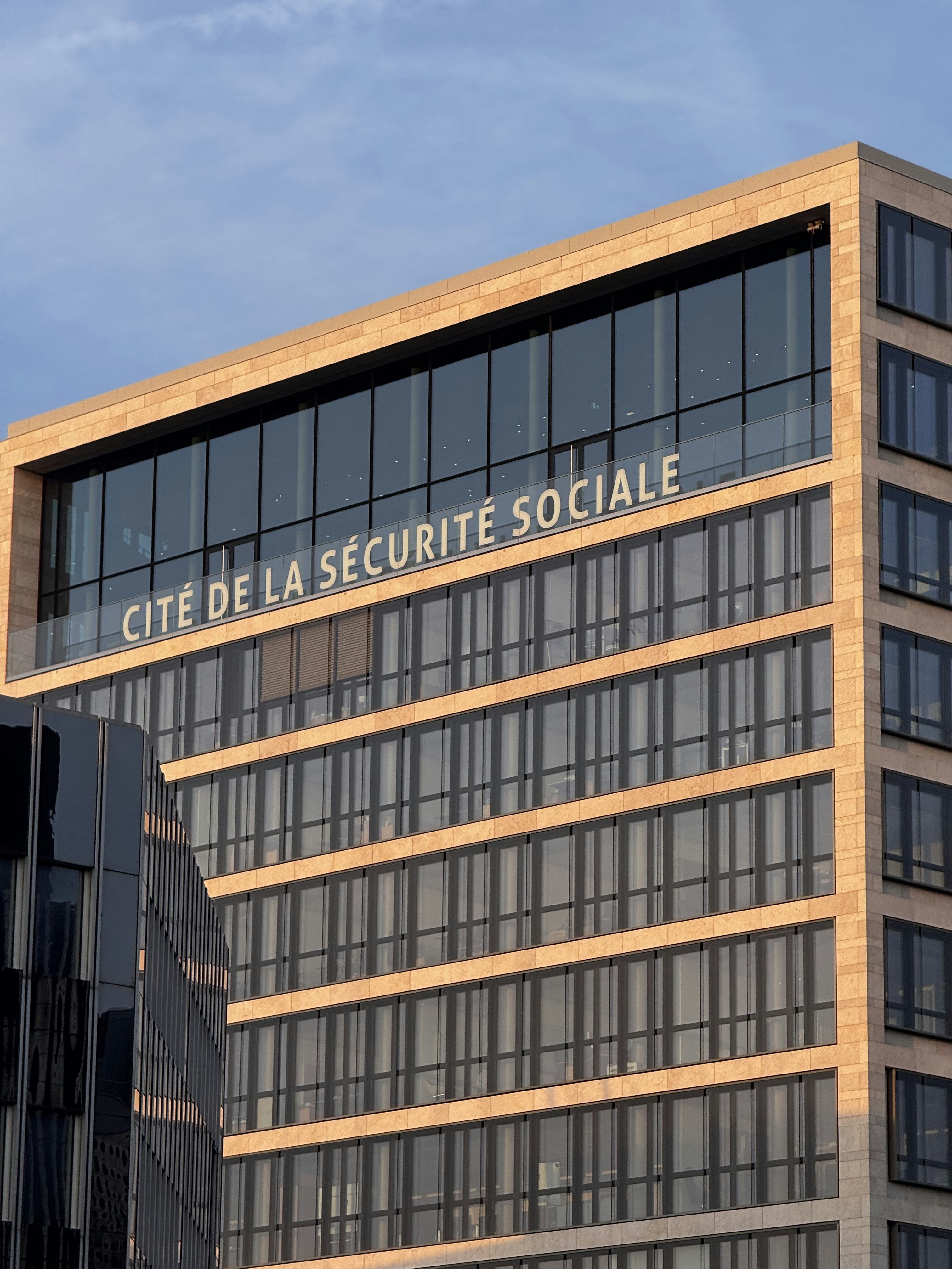 Edifício moderno de escritórios com texto cité de la sécurité sociale ...