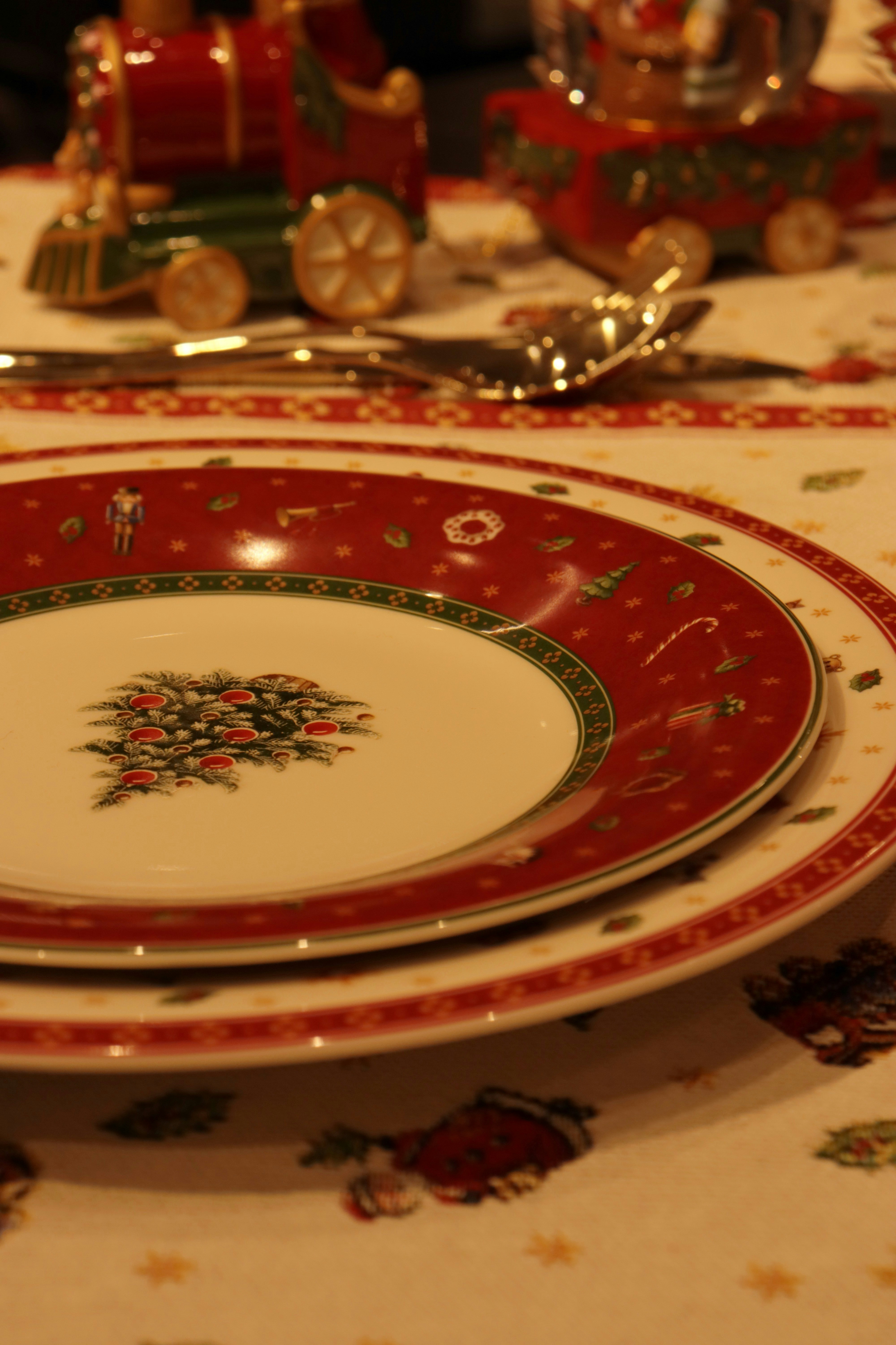 Christmas Tableware: A Porcelain Plate Set Framed by Festive Detailing