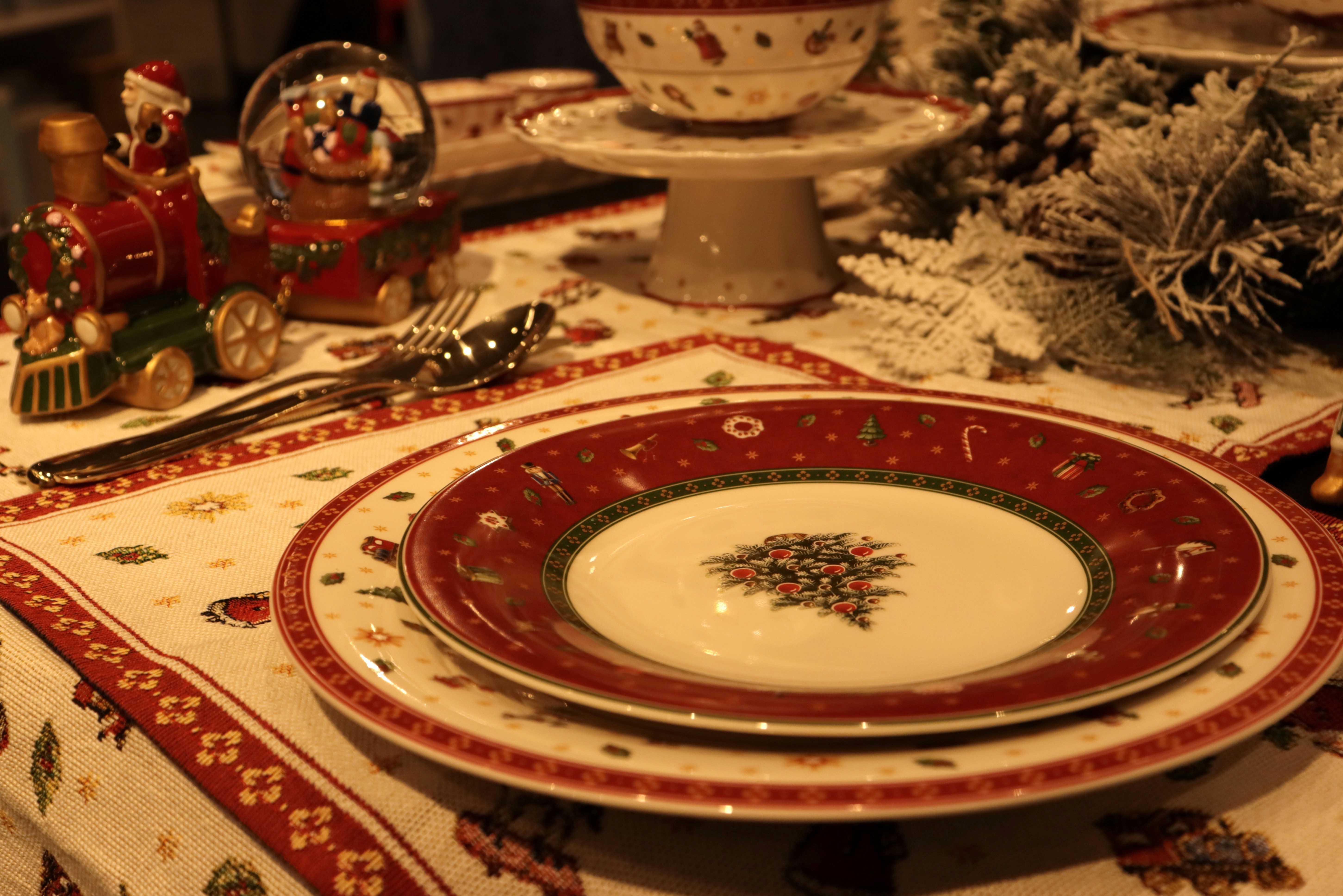Christmas themed table setting with plates and cutlery. photo – Free ...