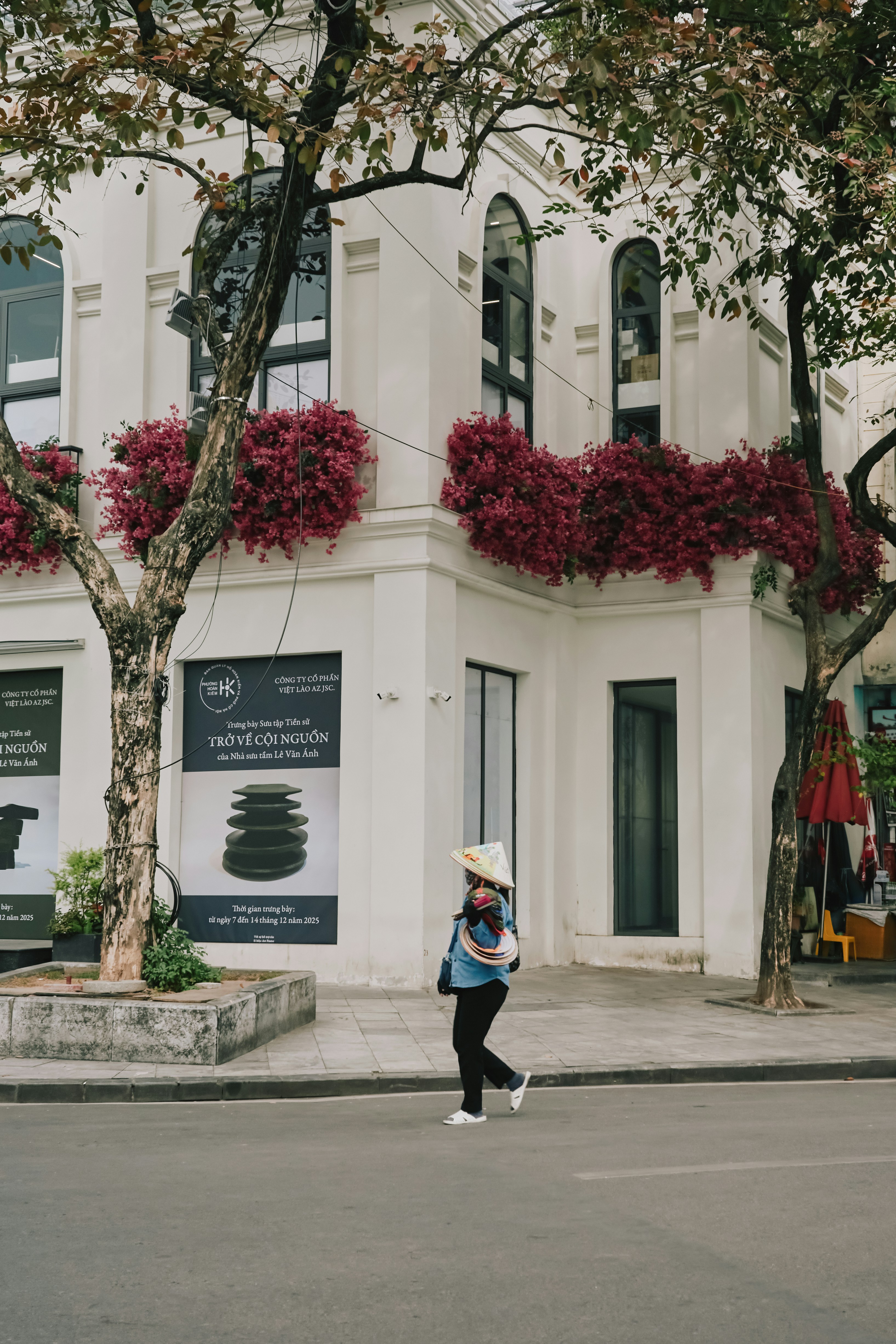 Street vendor in confluence of architecture and blossoms