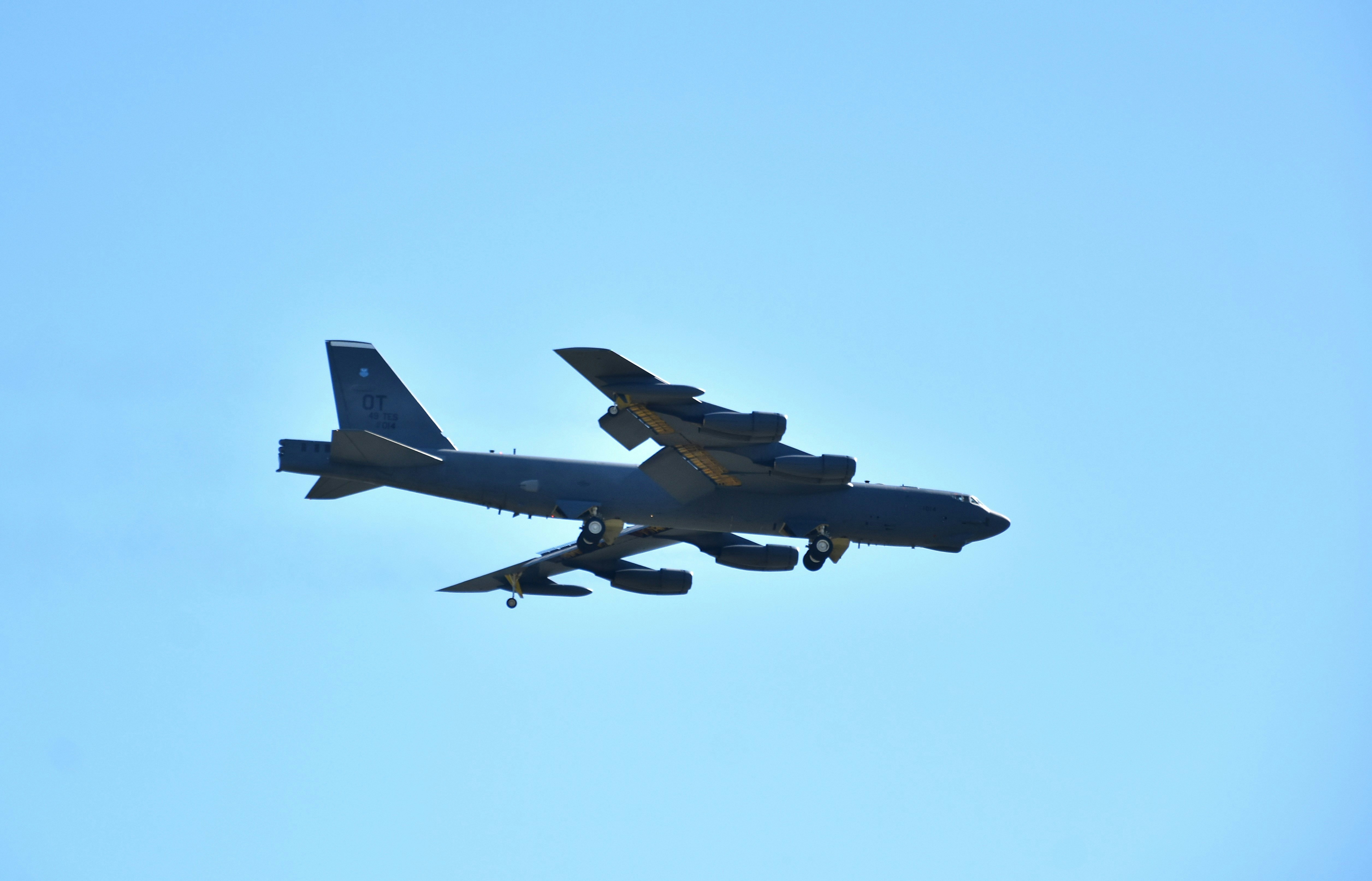 Mid‑flight Slam of a Harrier-like Jet: Suspense Under a Clear Sky