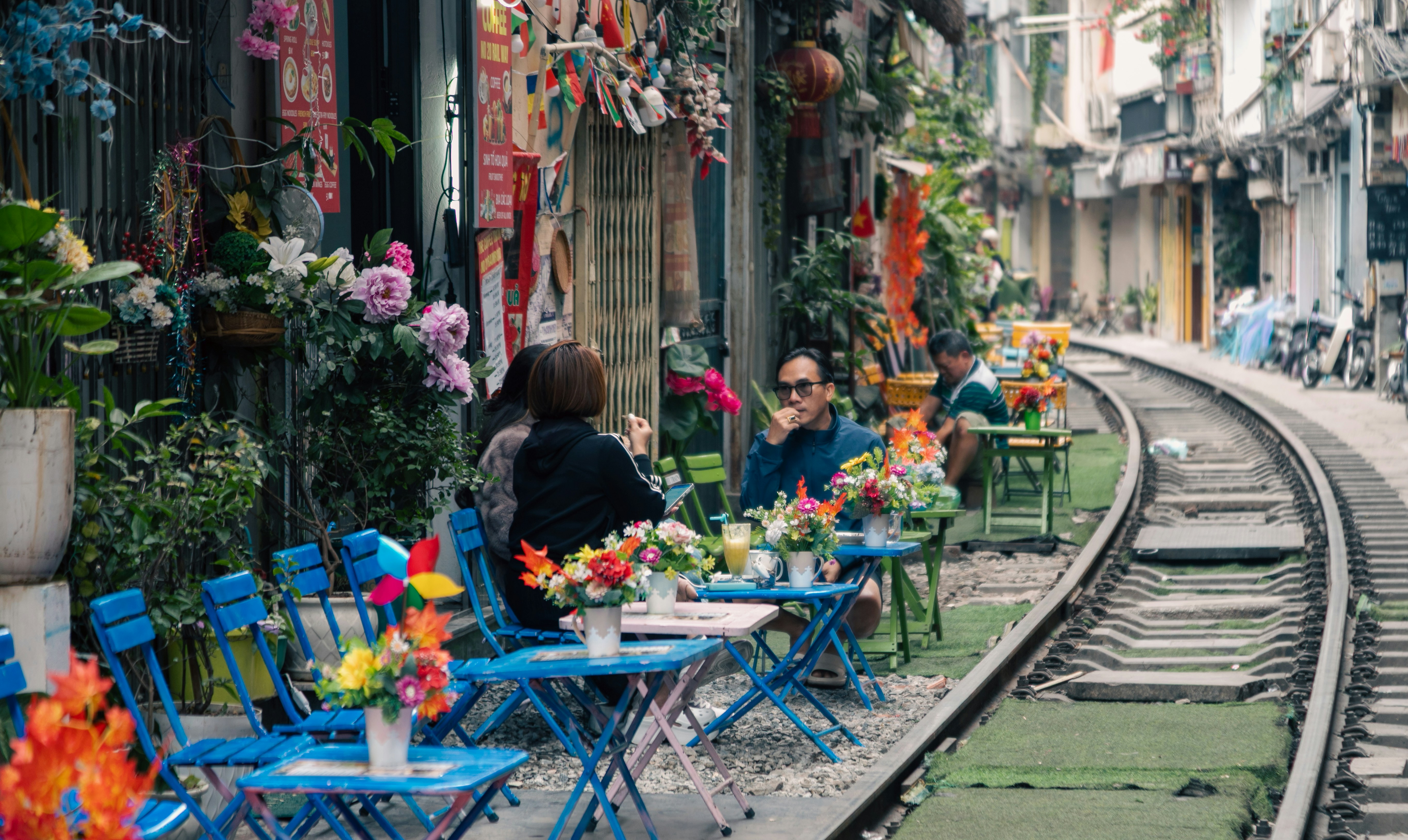 Cafe by the Rails: Urban Alfresco Lunch Along Narrow-Gauge Tracks