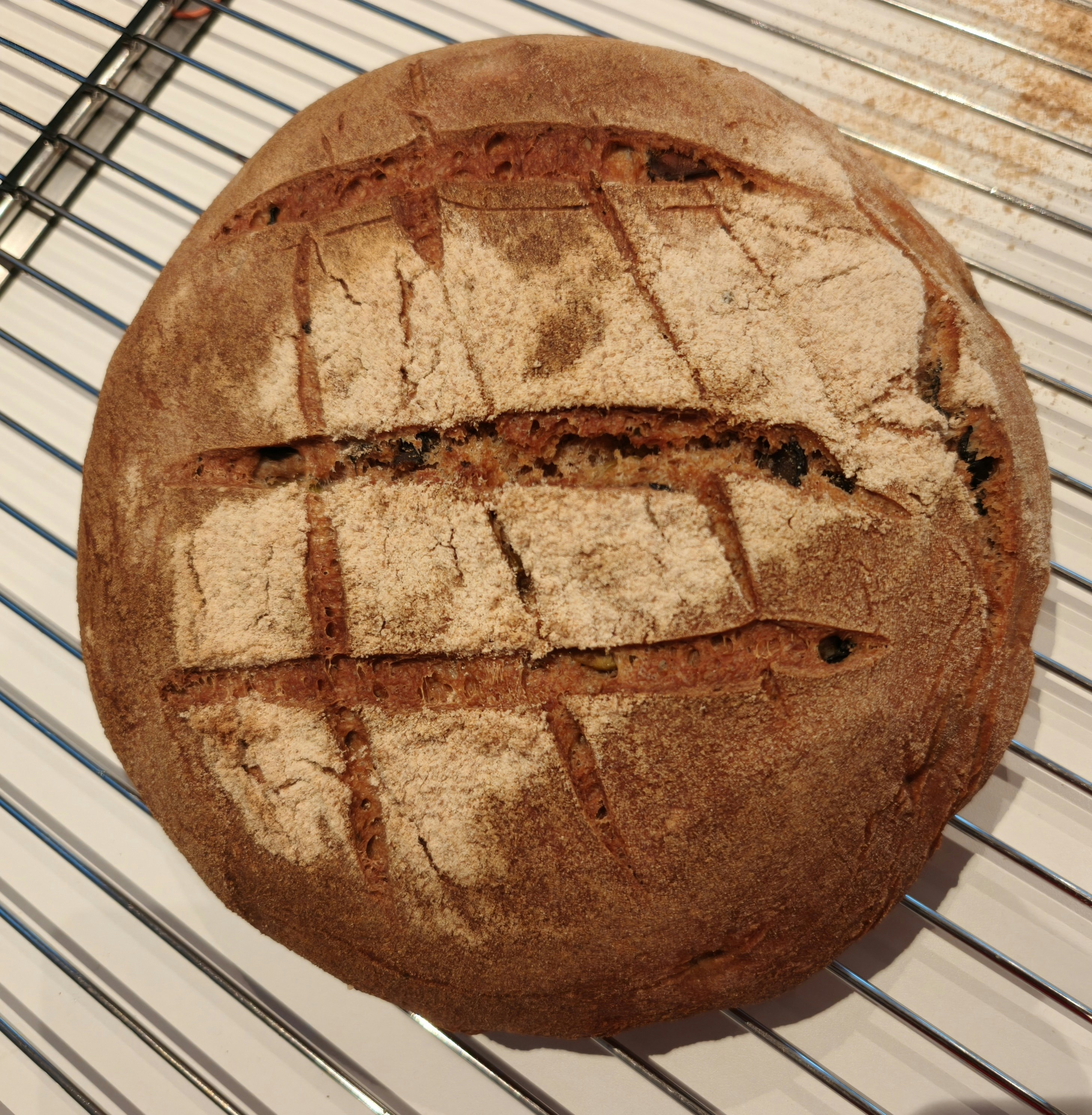 Artisan wholegrain olive bread, created within the Gran Cru alla Piet concept. Slow fermentation, rustic scoring and a firm crust reveal a moist crumb containing chopped olives for a natural Mediterranean flavour. Baked at home, inspired by rural Italian style. Pane integrale alle olive, firmato Gran Cru alla Piet.